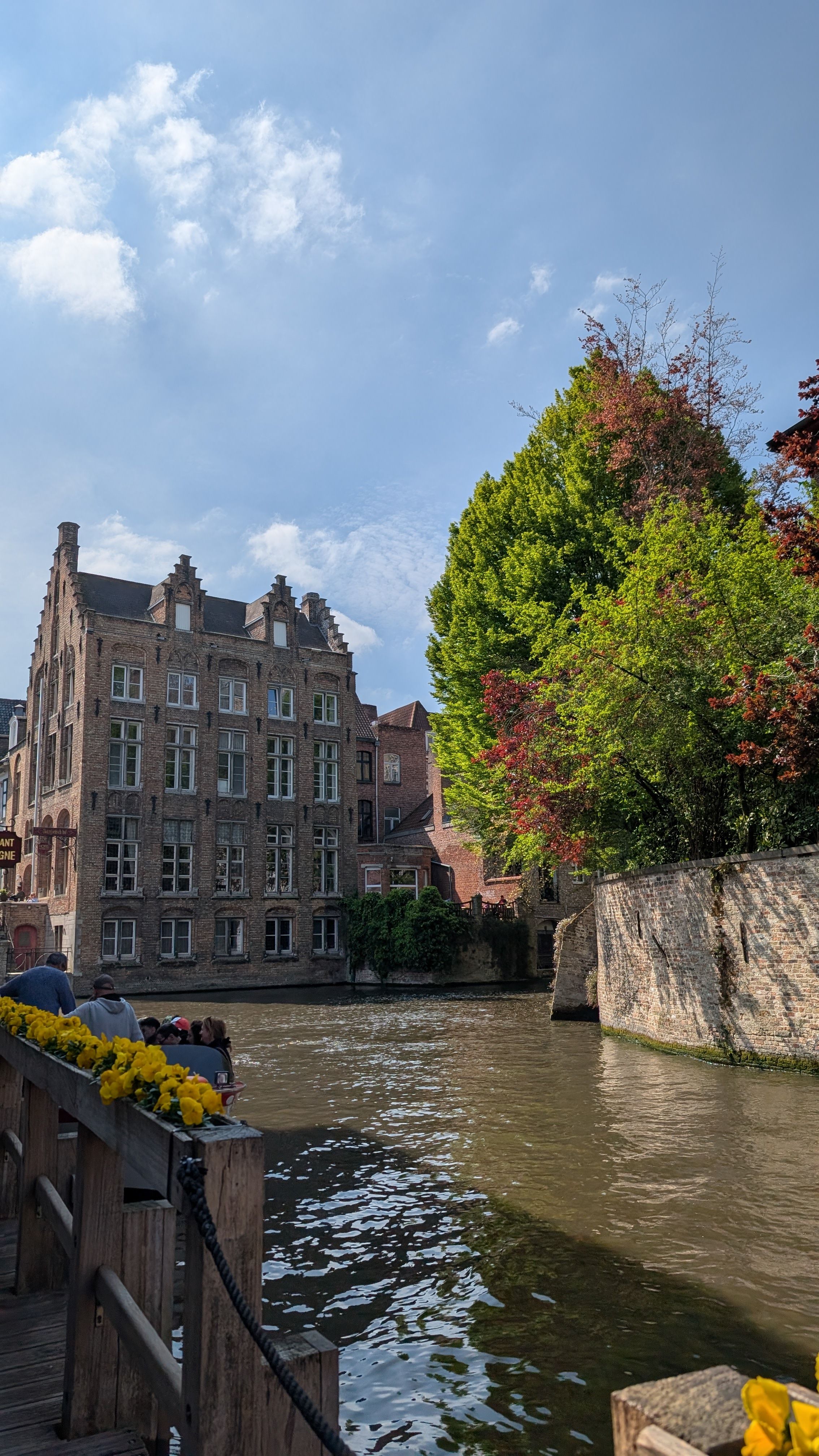 Charming Canal and Historic Building in Daylight · Free Stock Photo
