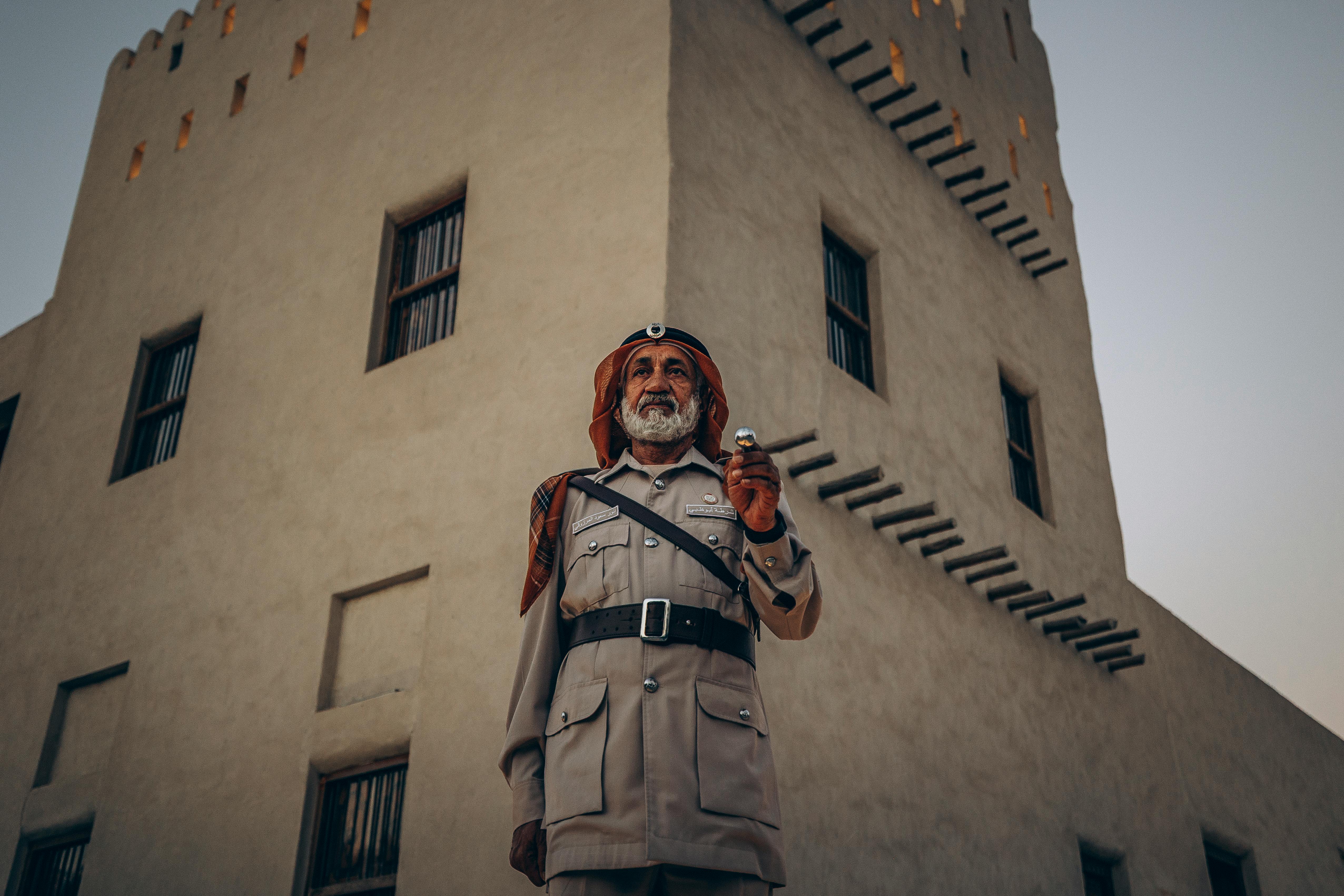 Traditional Guard at Historic Abu Dhabi Fort · Free Stock Photo