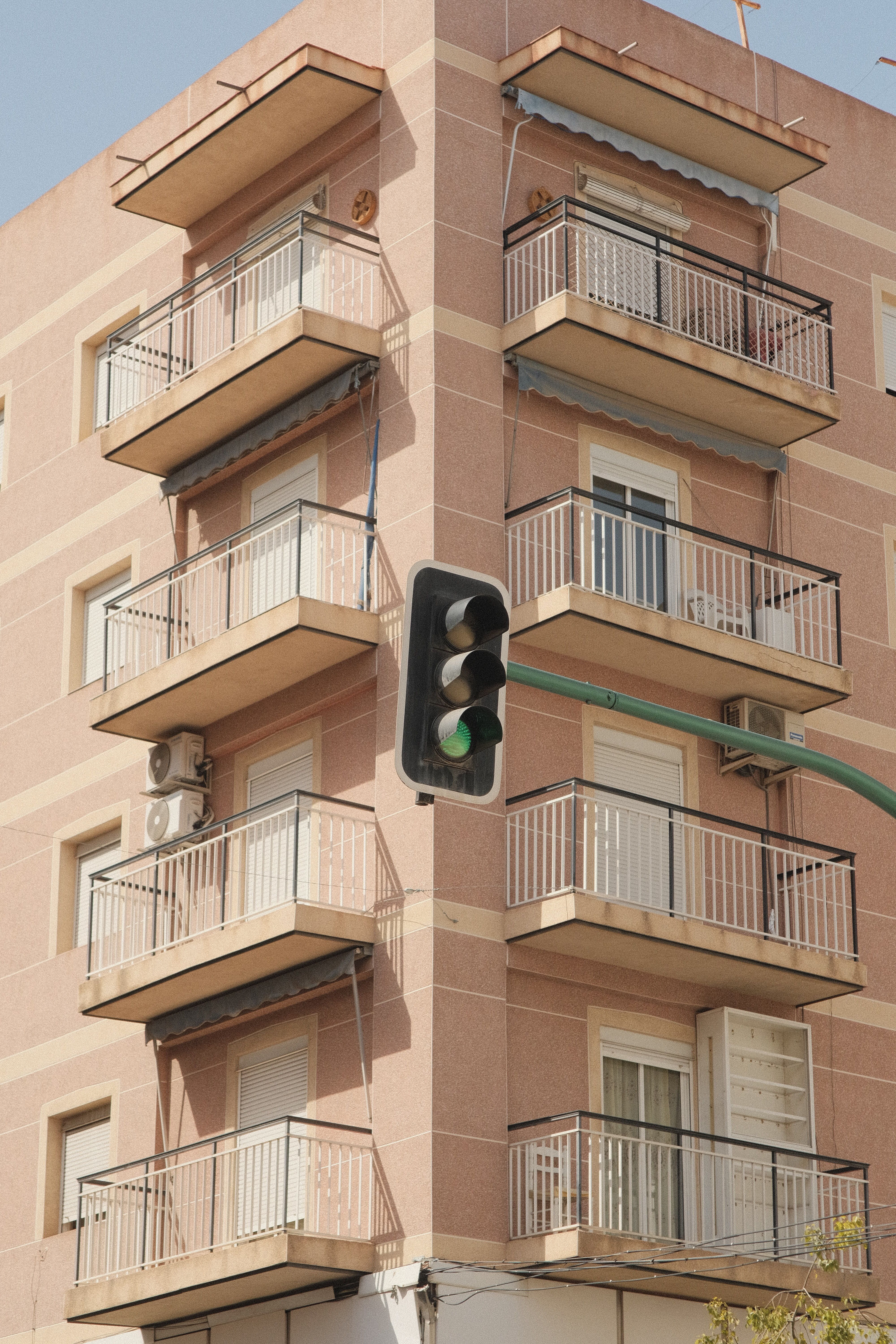 Urban Building Corner with Traffic Light in Alicante · Free Stock Photo
