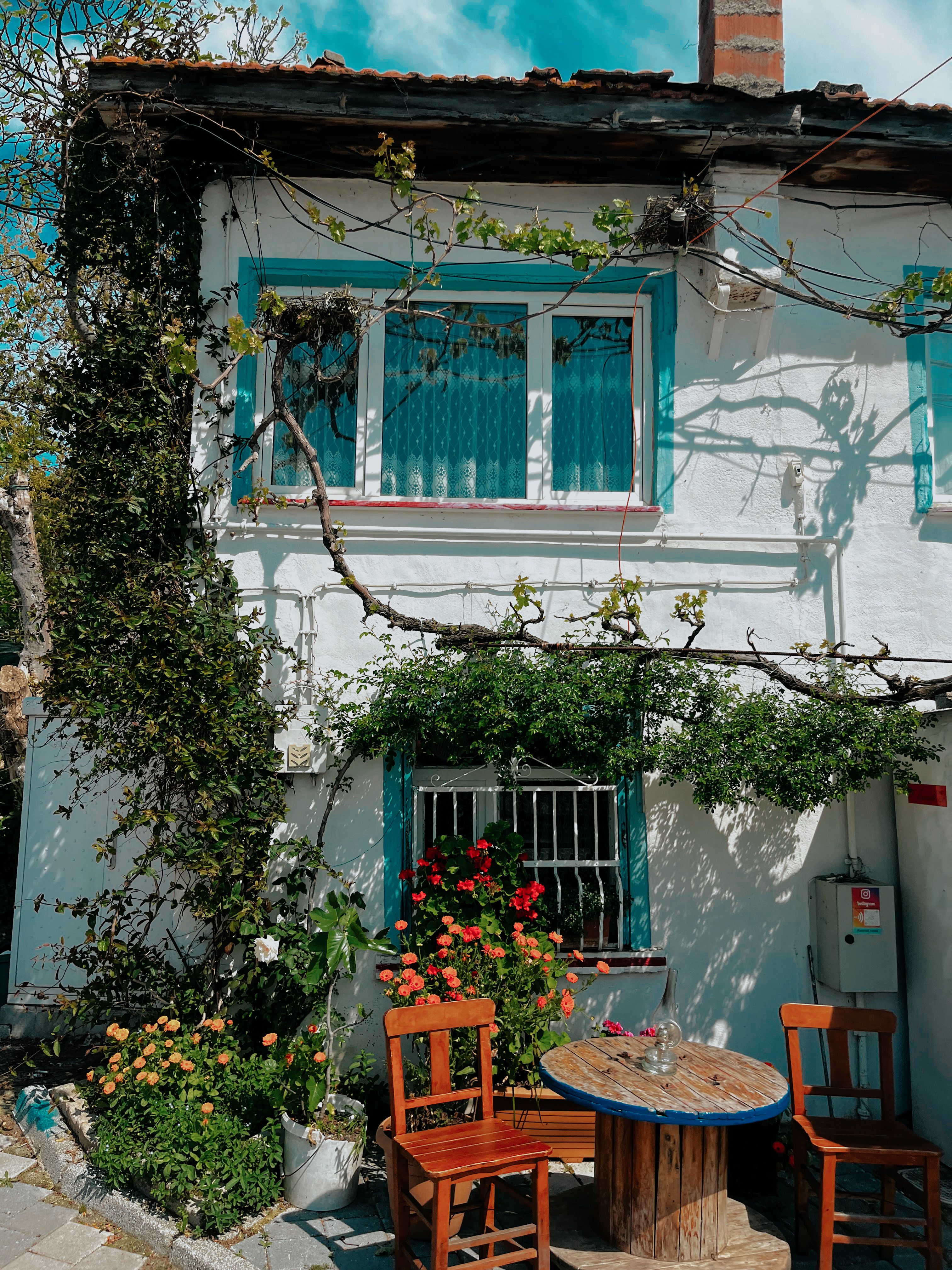 Charming Rustic House Exterior with Garden Seating · Free Stock Photo