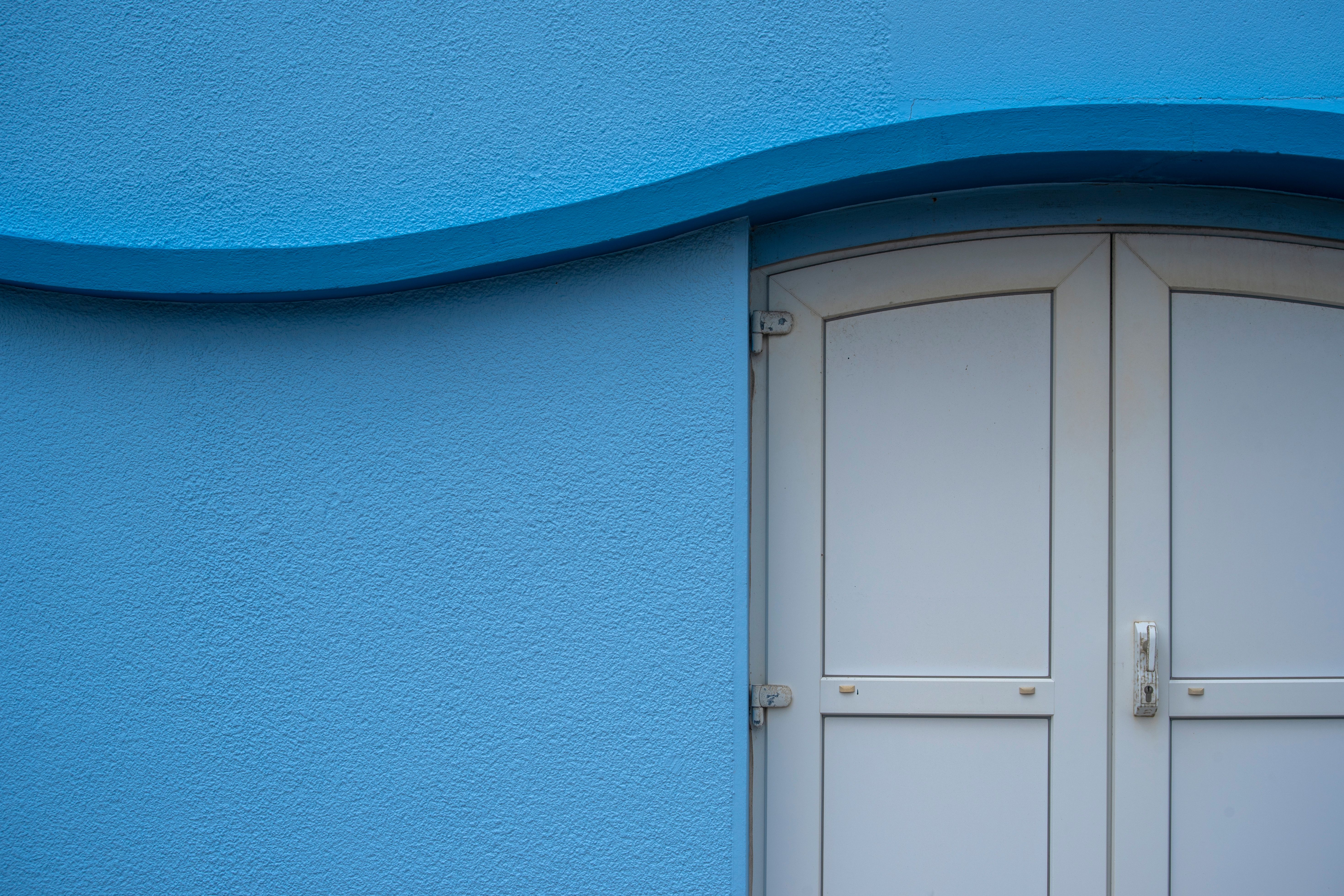 Minimalist Blue Wall with Modern Design · Free Stock Photo