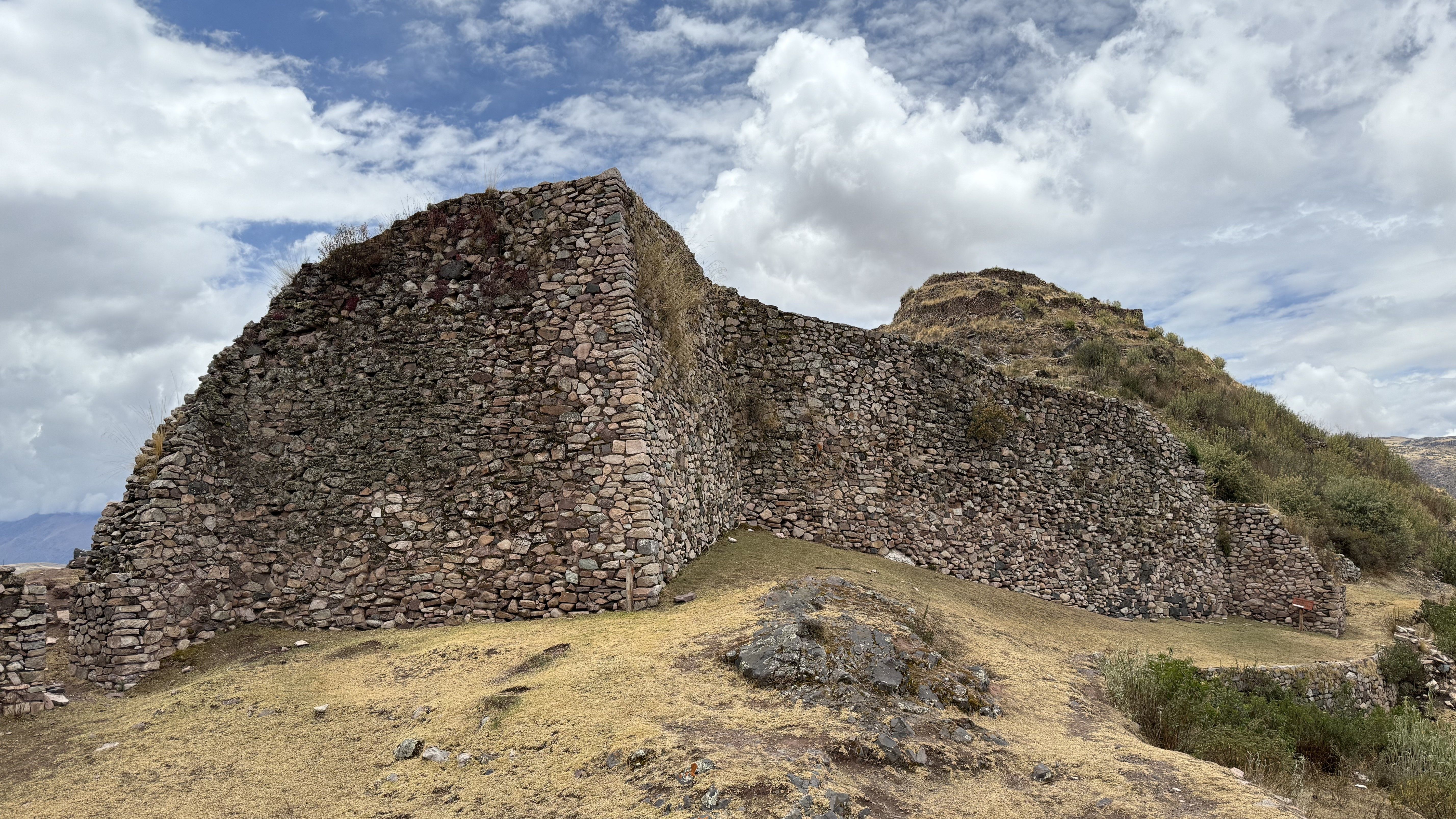 Tembok Batu Kuno Di Cuzco, Pemandangan Menakjubkan Peru · Foto Stok Gratis