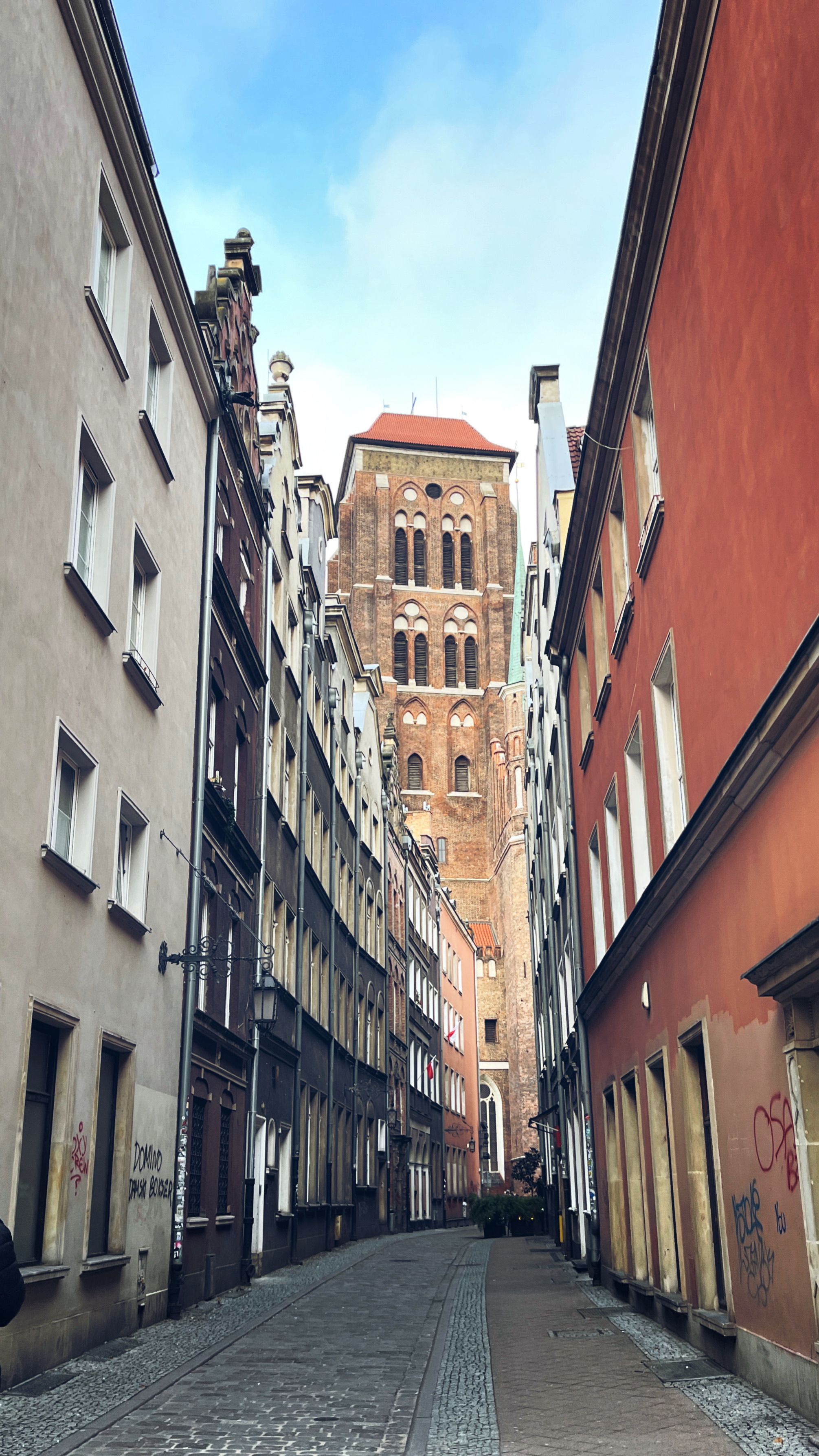 Charming European Alley with Historic Architecture · Free Stock Photo