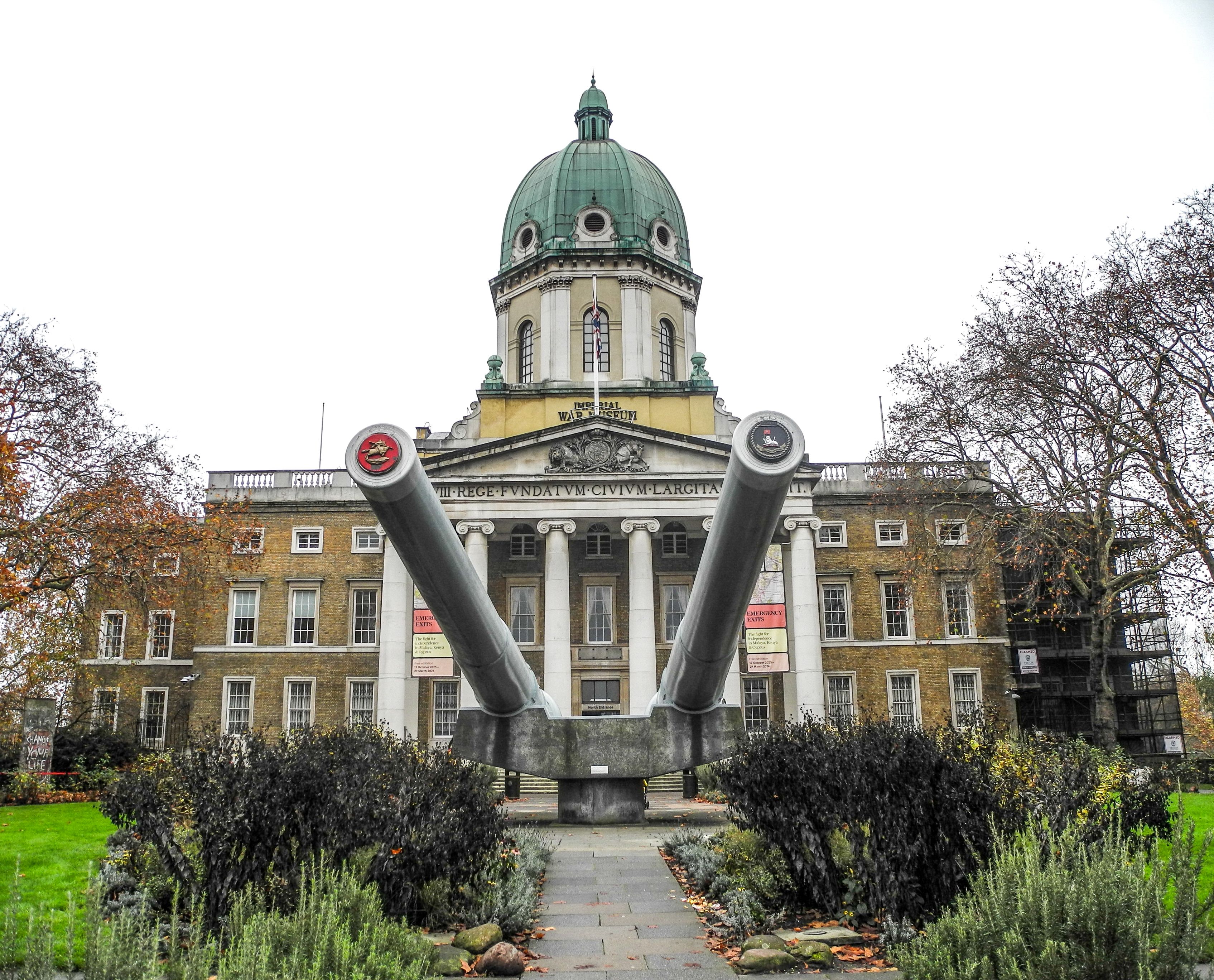 Imperial War Museum Front View with Cannons · Free Stock Photo