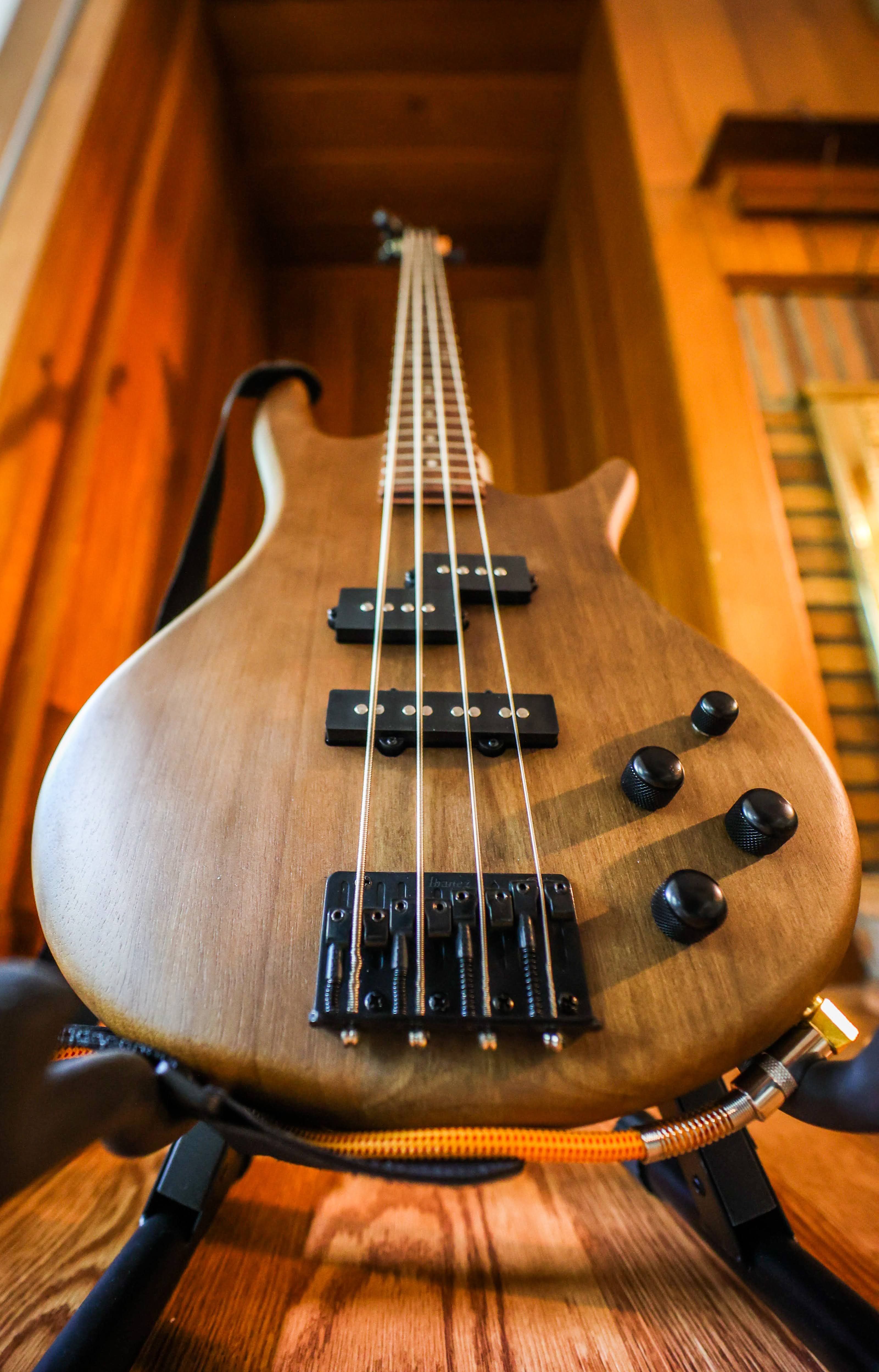 Close-up of Wooden Electric Bass Guitar Strings · Free Stock Photo