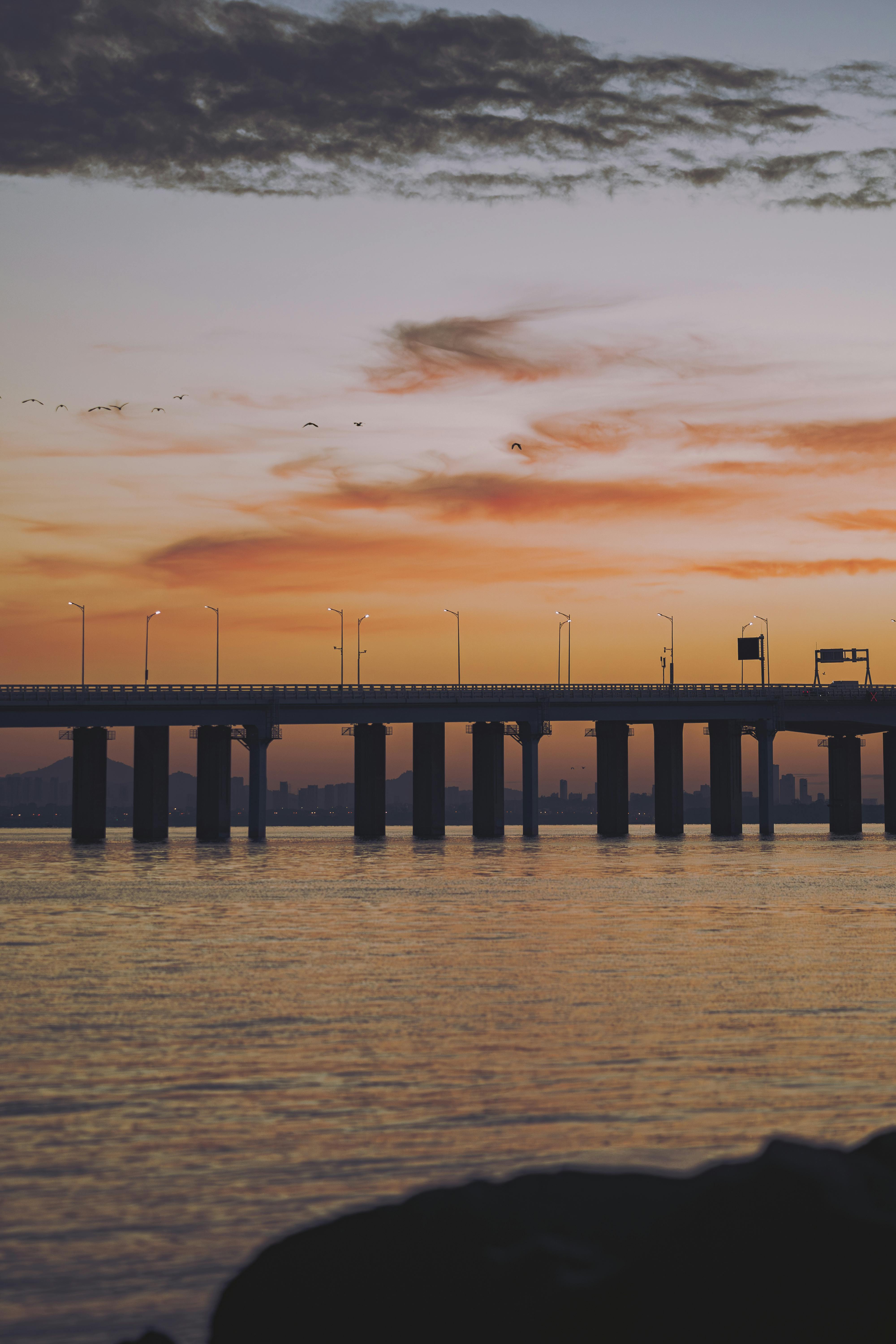 Hoàng Hôn Thanh Bình Trên Cầu Với Cảnh Quan Thành Phố · Ảnh có sẵn miễn phí