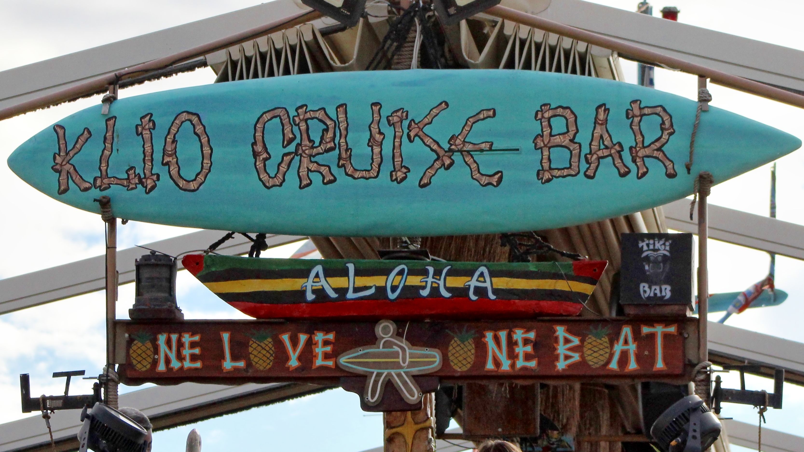 Colorful Beach Bar Sign in Thessaloniki, Greece · Free Stock Photo