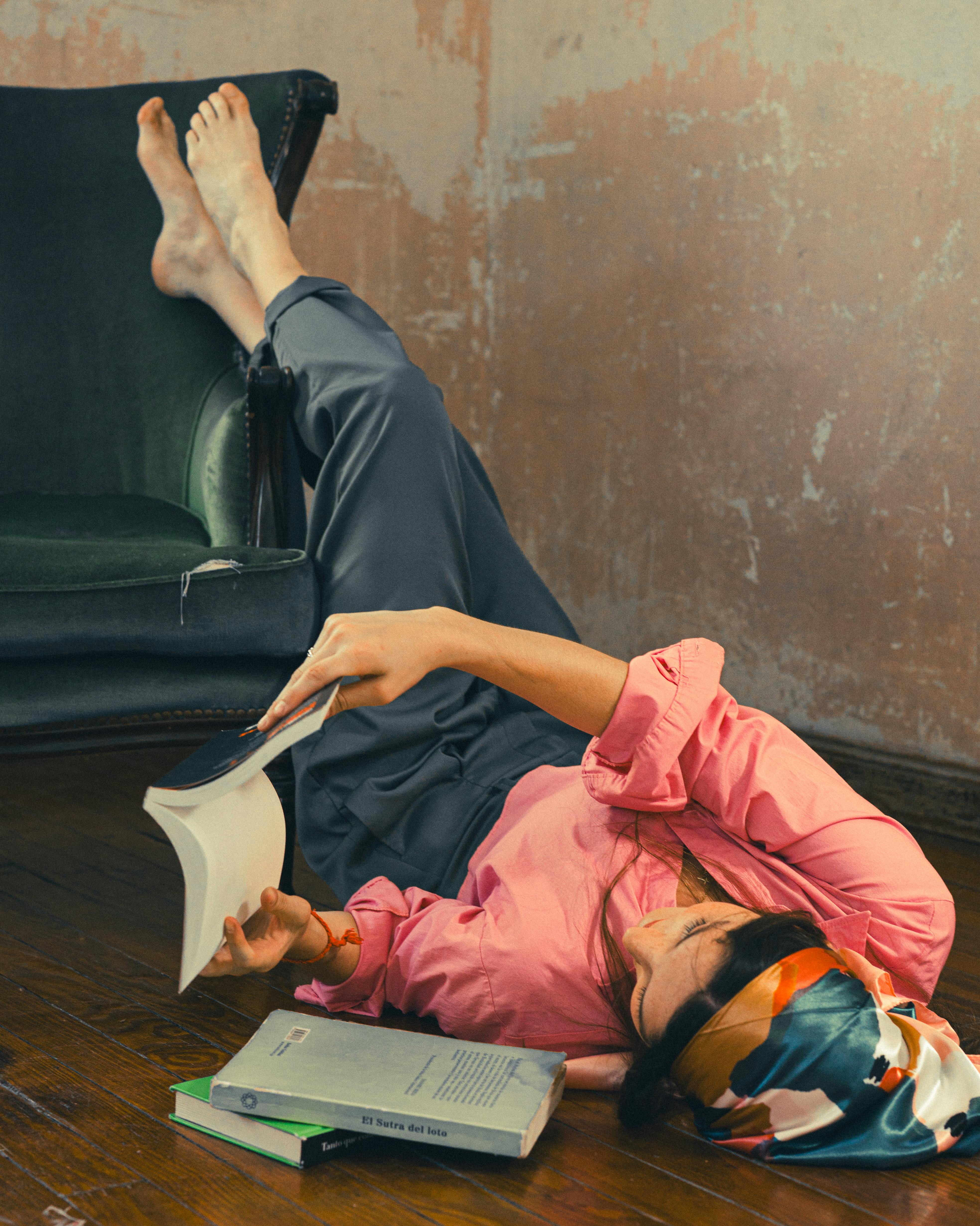 Relaxed Reading at Home with Stylish Attire · Free Stock Photo