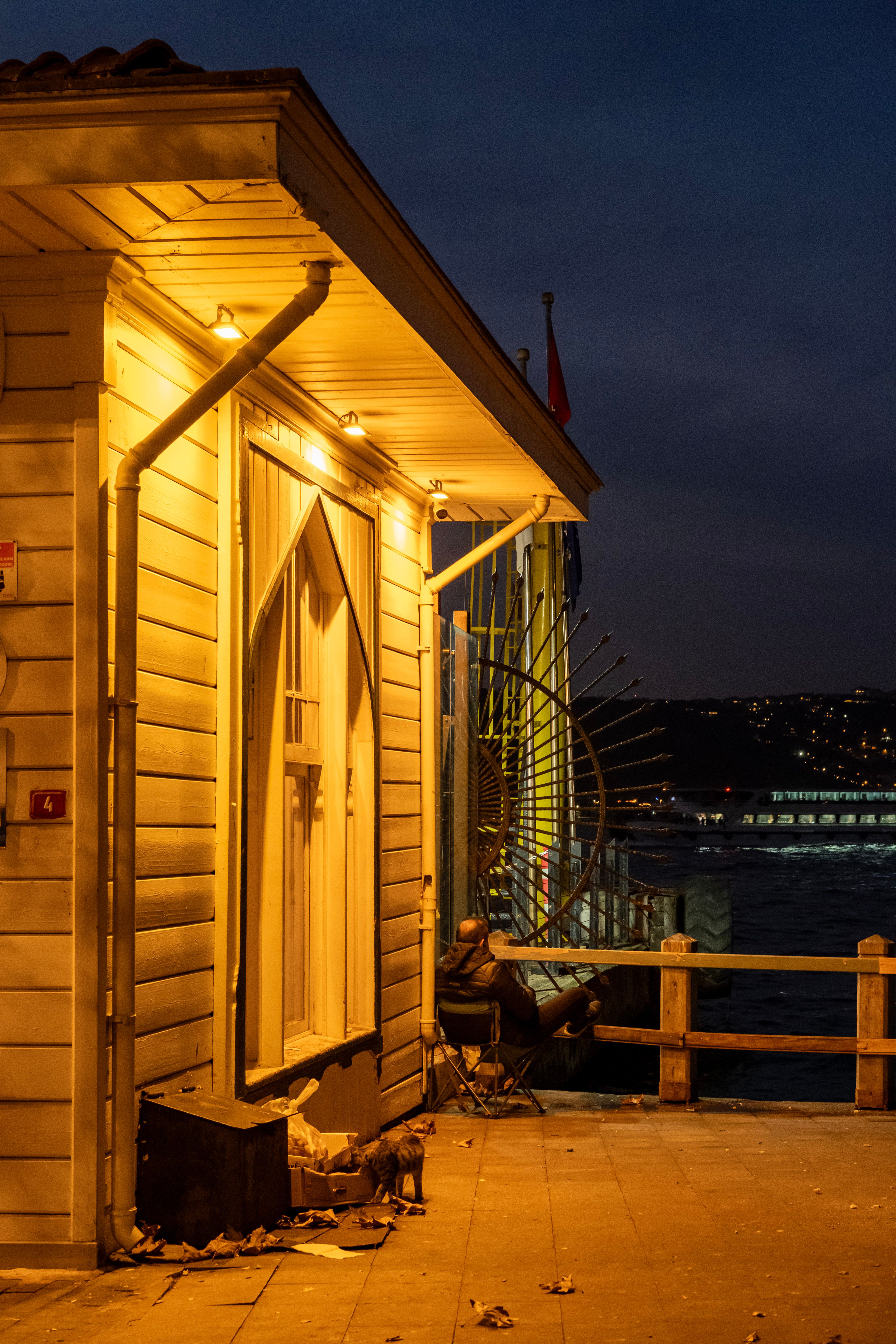 Warm Night Scene by the Waterfront at Dusk · Free Stock Photo