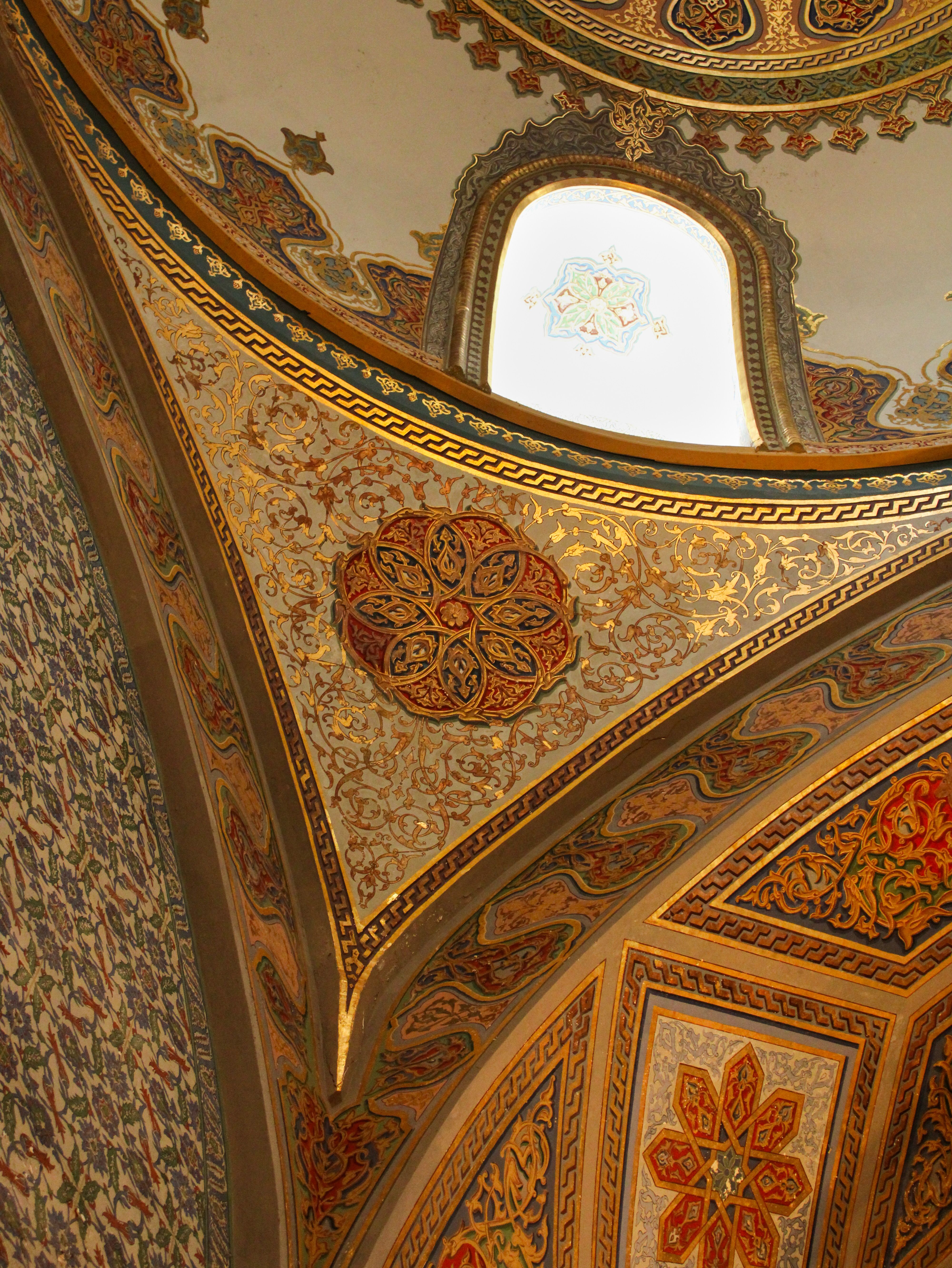 Intricate Islamic Ceiling Design with Golden Accents · Free Stock Photo