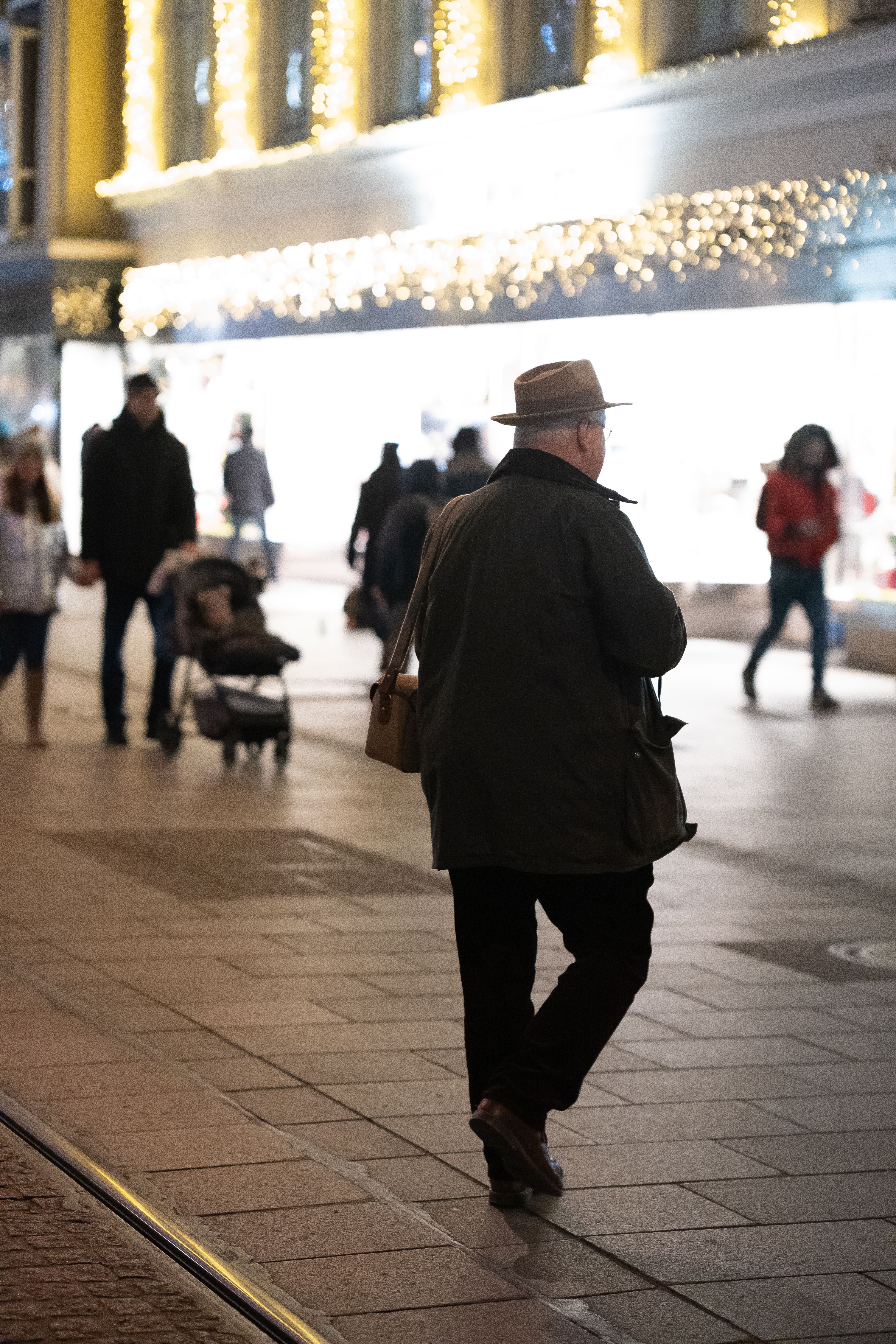 Winter Evening Street Scene with Pedestrians · Free Stock Photo
