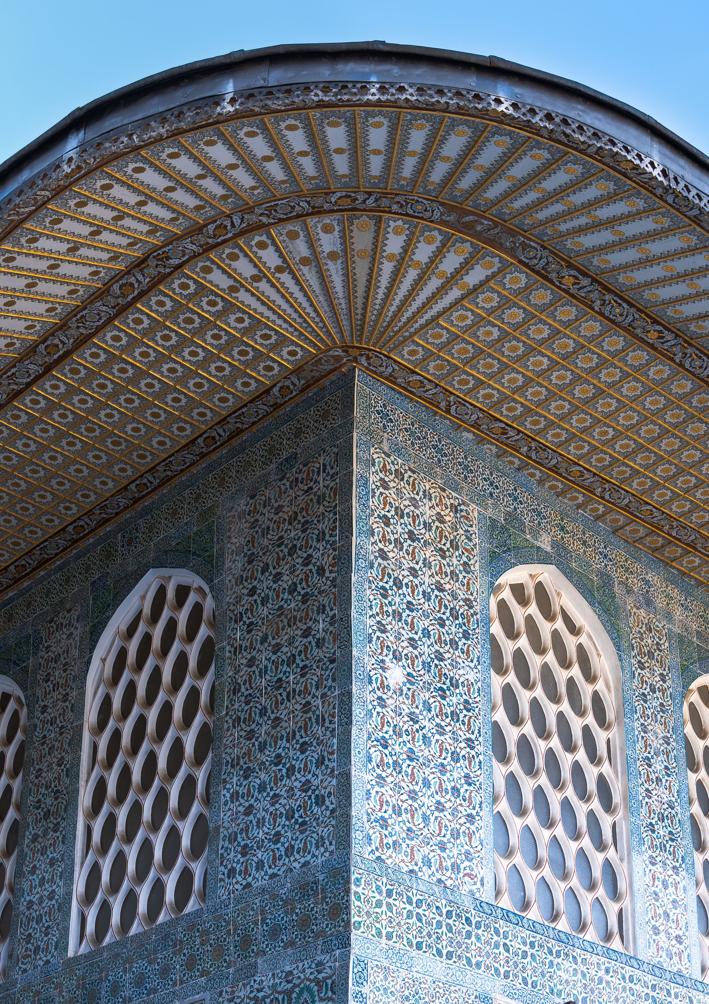 Intricate Islamic Architecture with Mosaic Detail · Free Stock Photo
