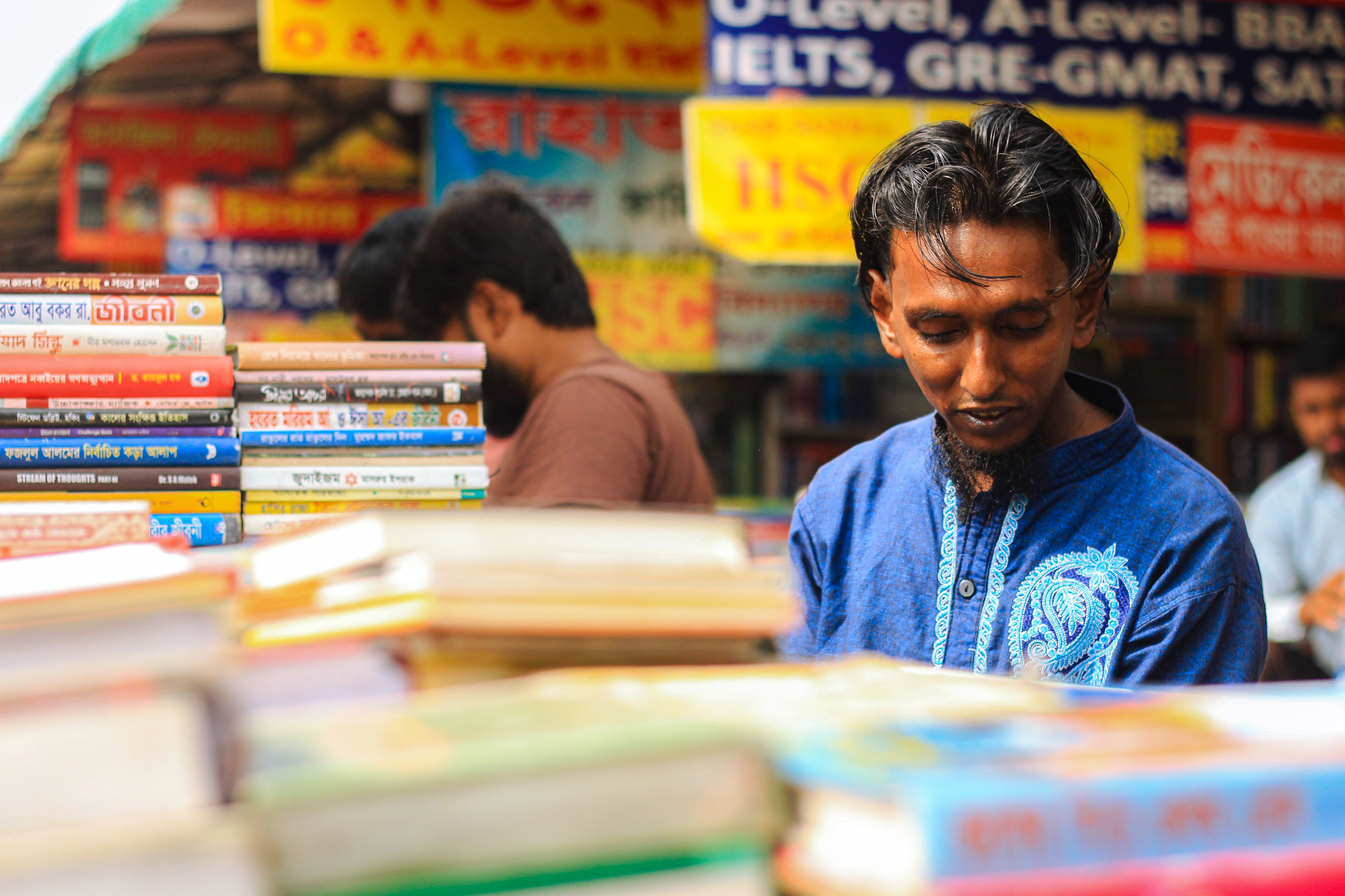 Street Book Market in Dhaka, Bangladesh · Free Stock Photo