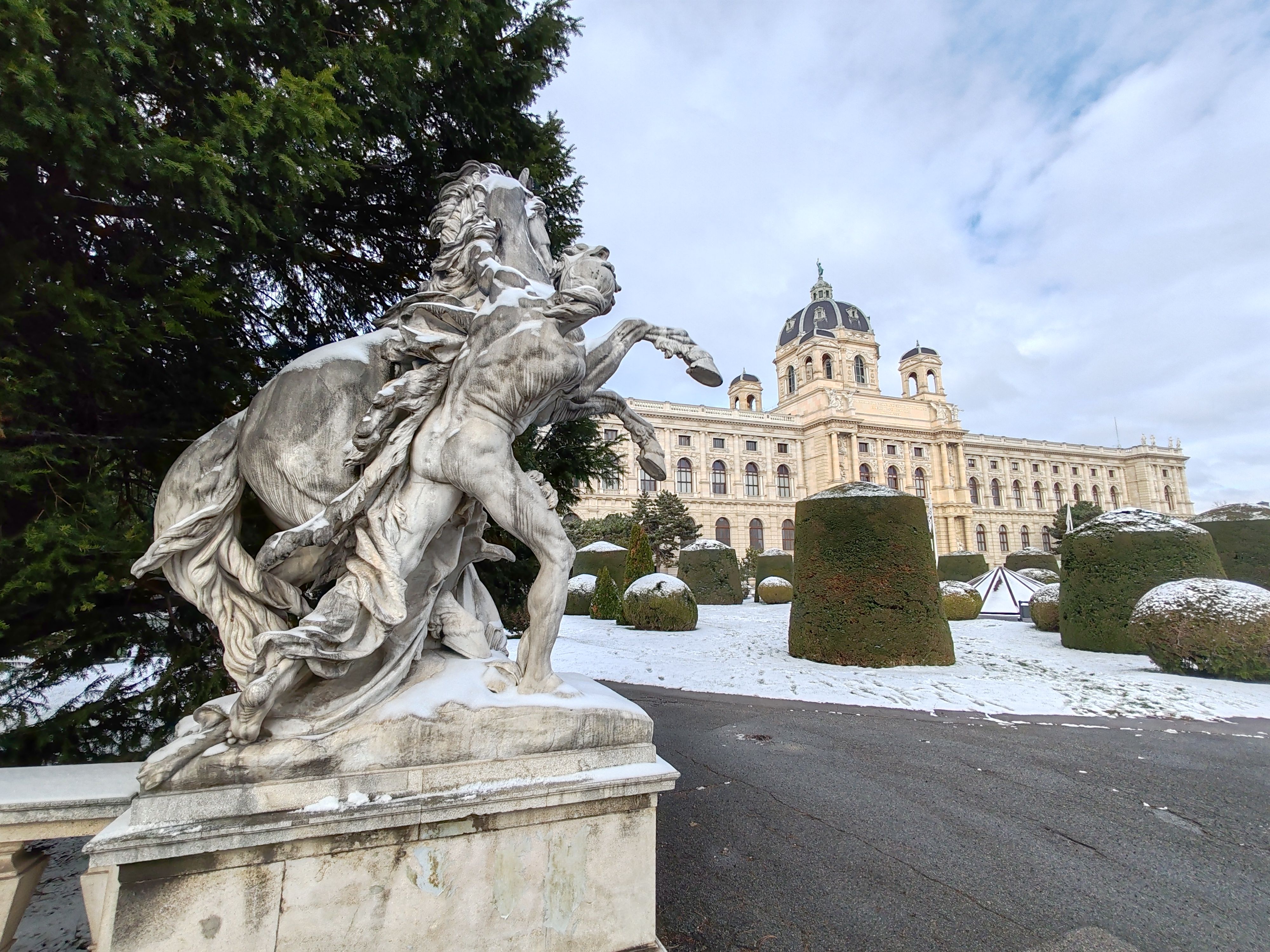 Statue at Kunsthistorisches Museum in Vienna · Free Stock Photo