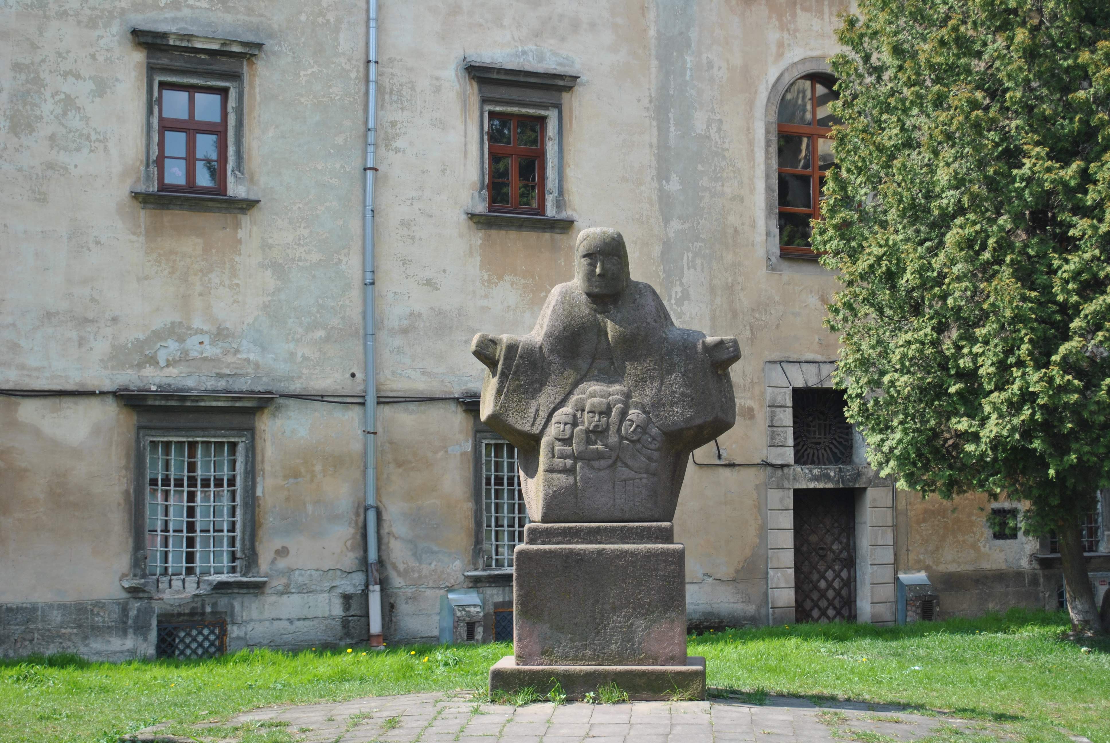 Historic Stone Statue in European Courtyard · Free Stock Photo