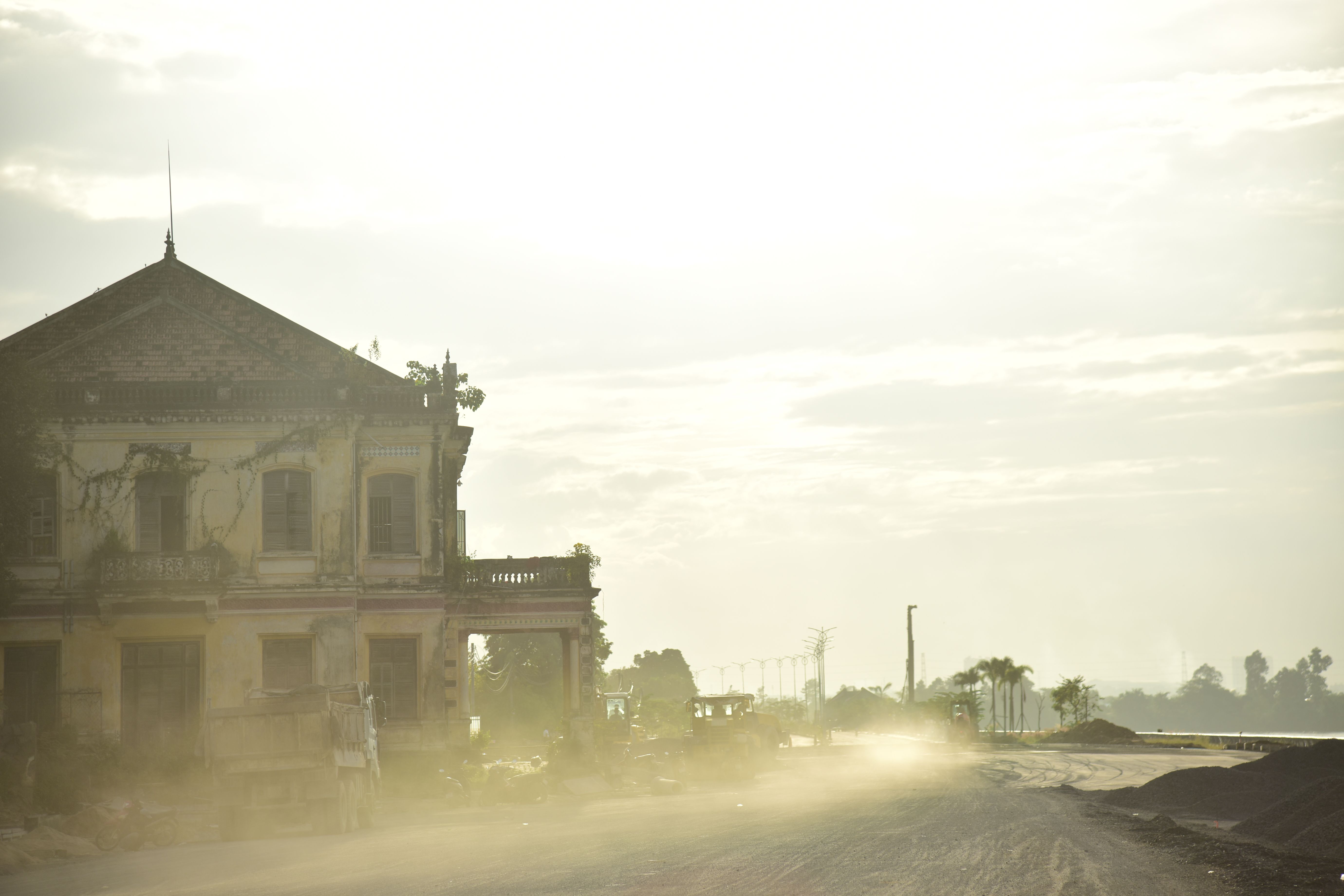 Abandoned Building Amidst Dusty Rural Setting · Free Stock Photo