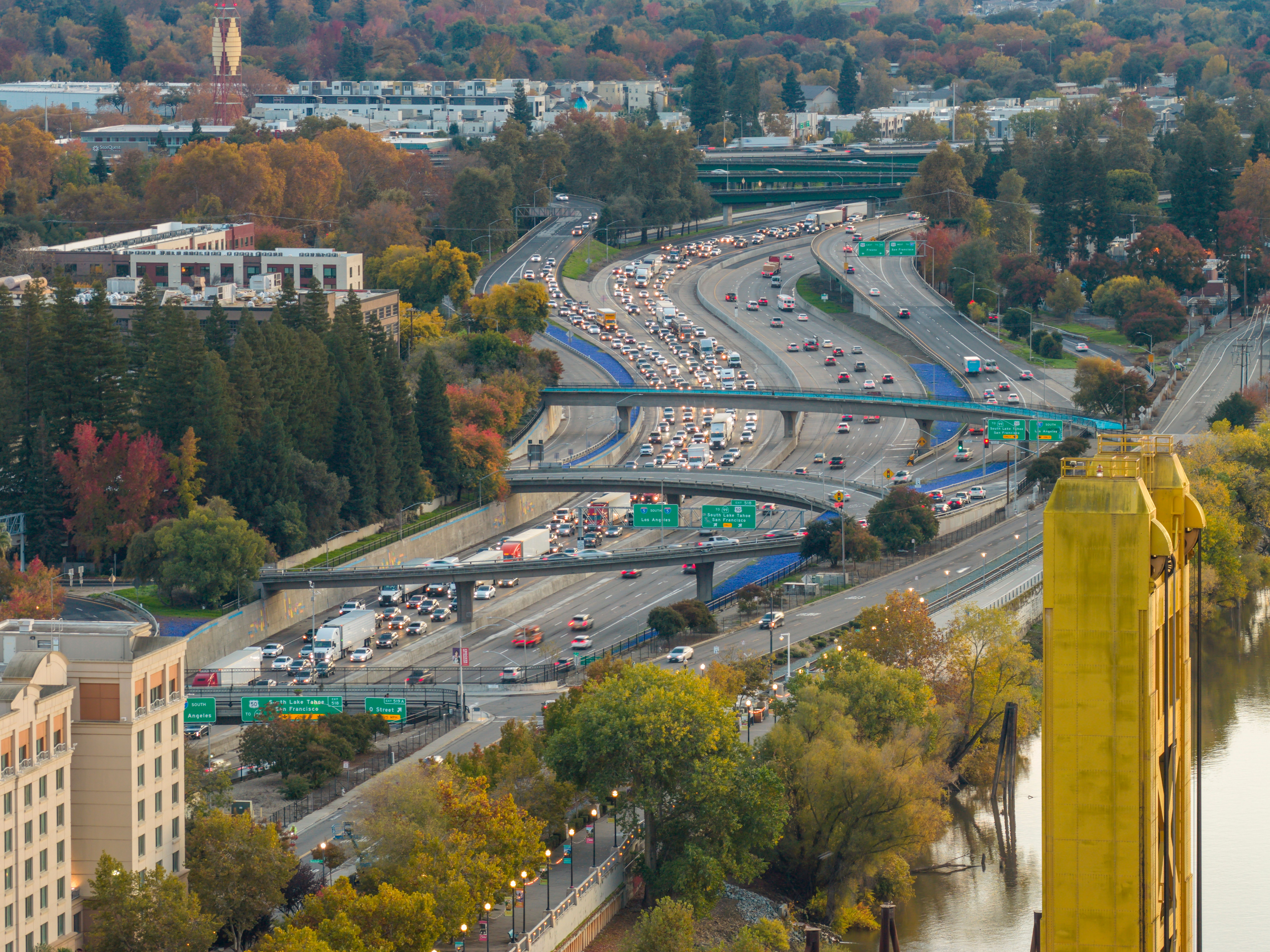 Aerial View of Traffic in Sacramento During Fall · Free Stock Photo