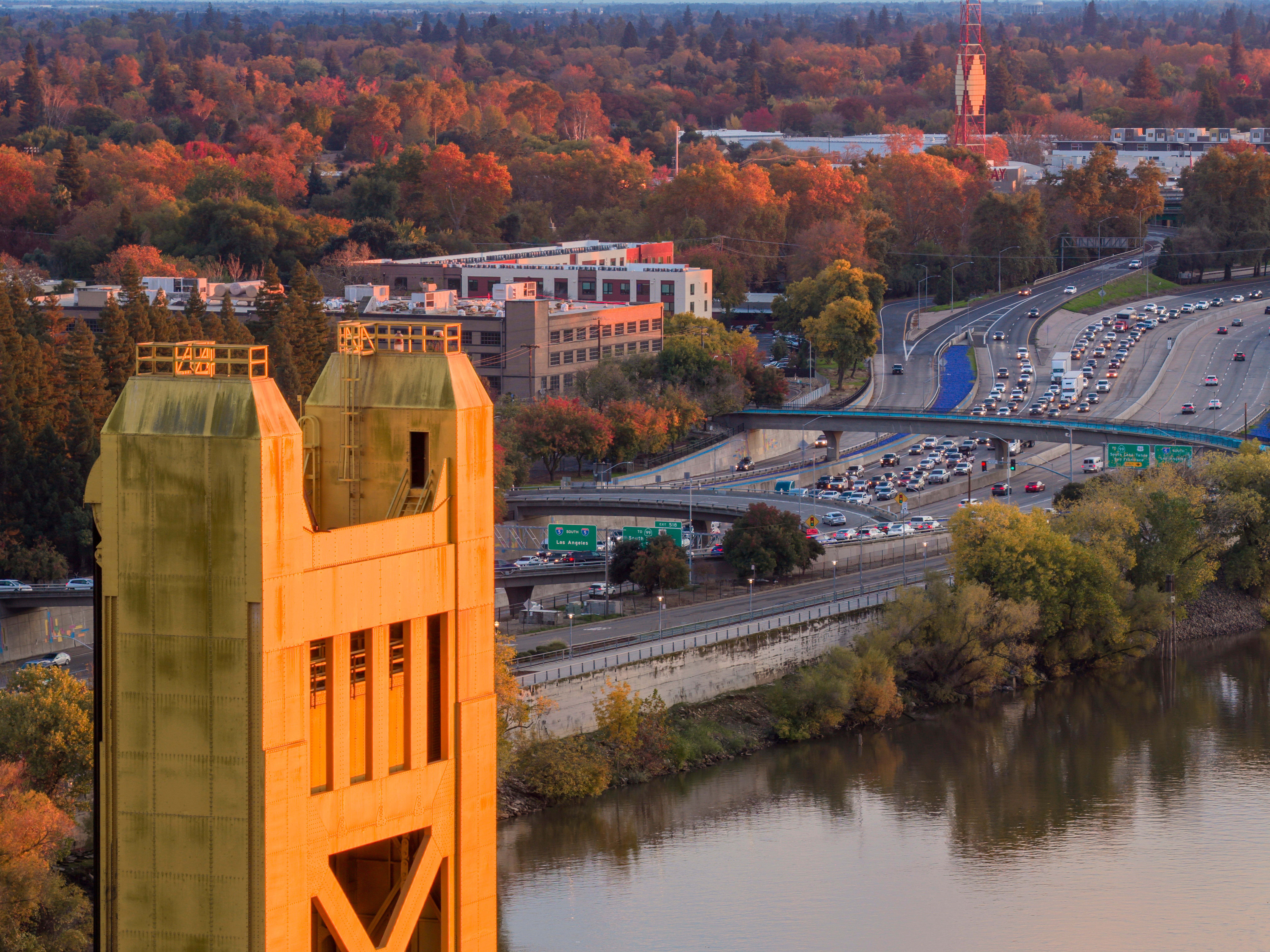 Sacramento Tower Bridge and Downtown in Fall · Free Stock Photo