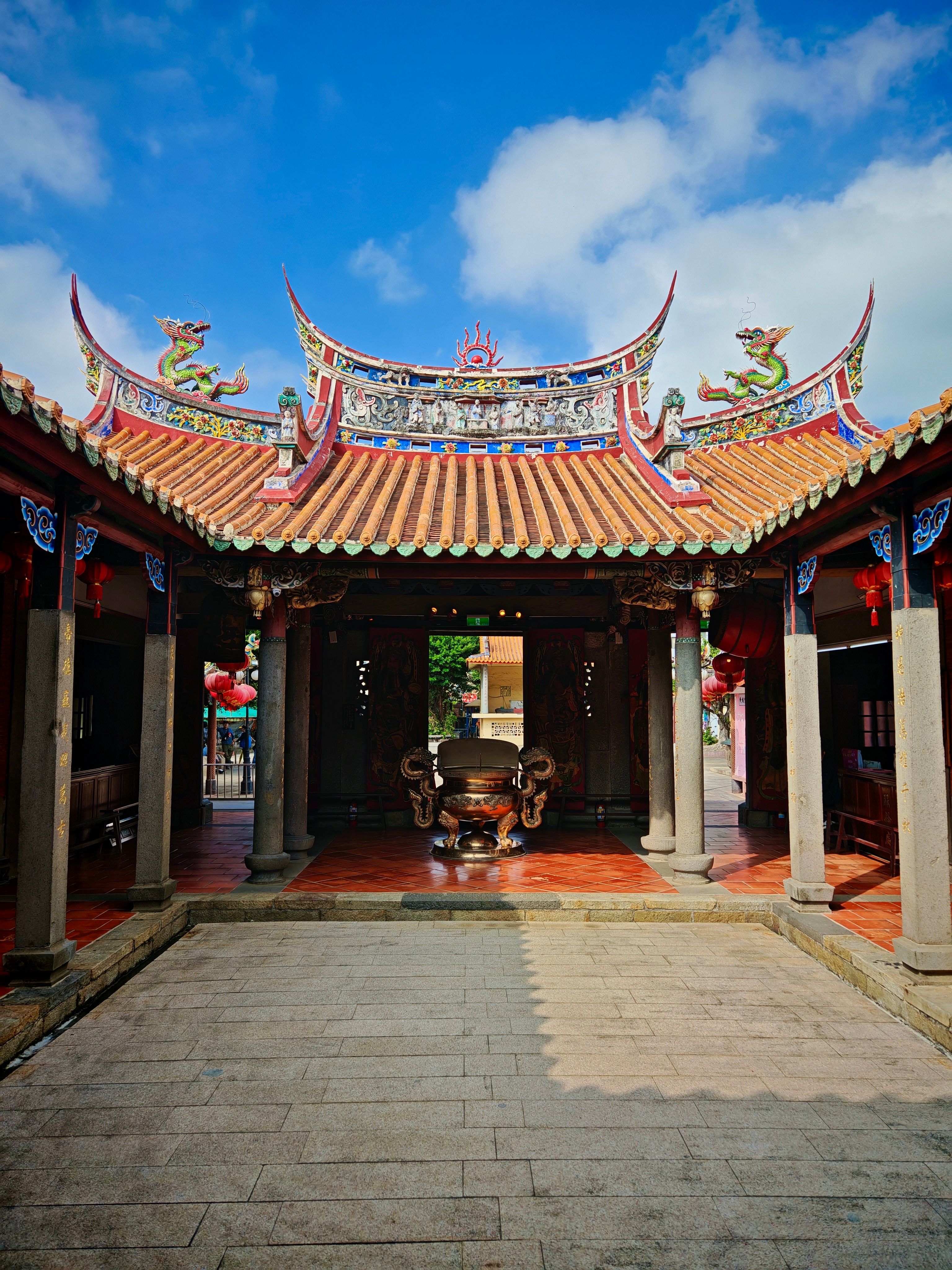 Traditional Chinese Temple with Ornate Roof · Free Stock Photo