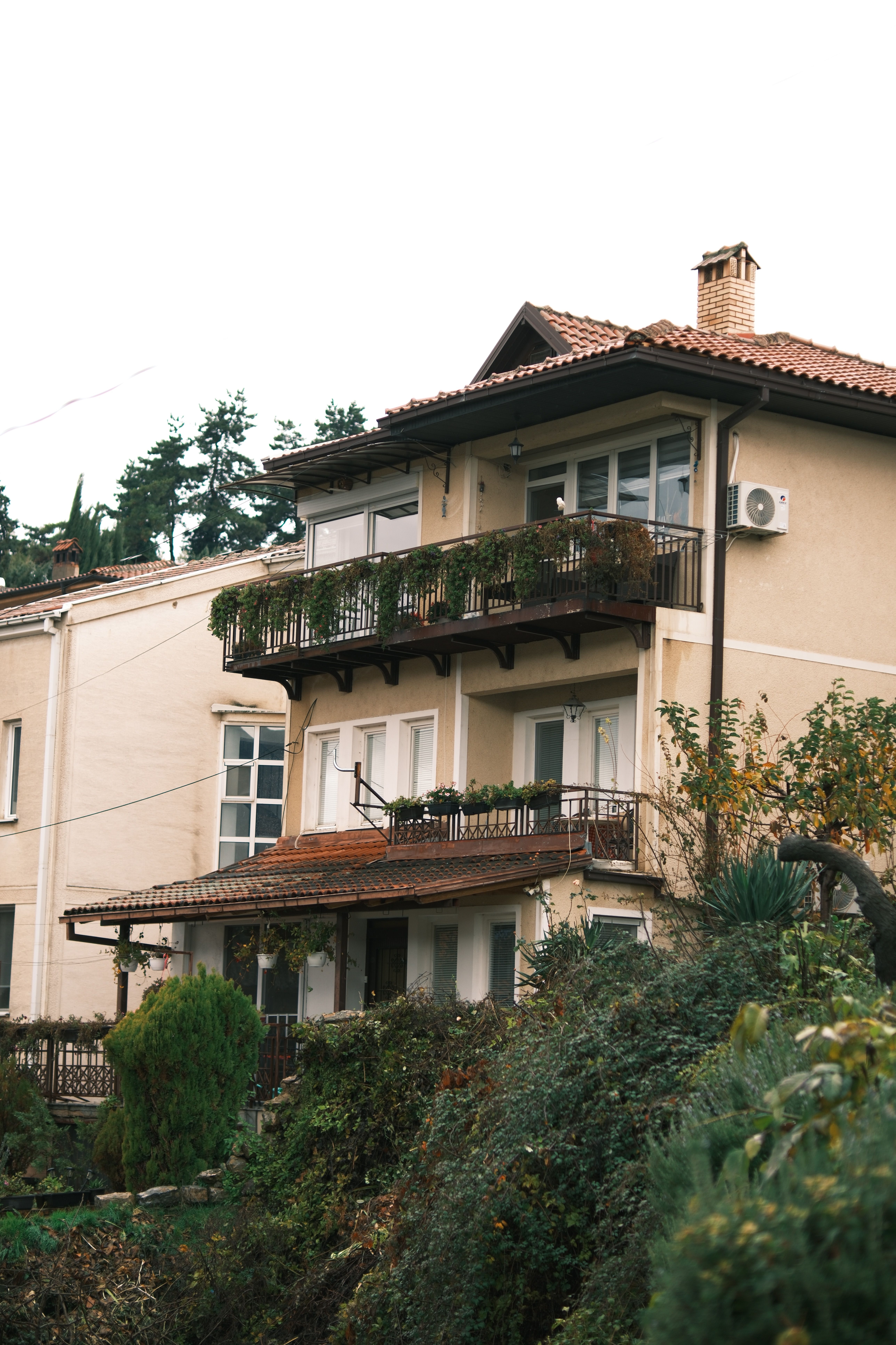 Charming Residential House with Lush Garden · Free Stock Photo