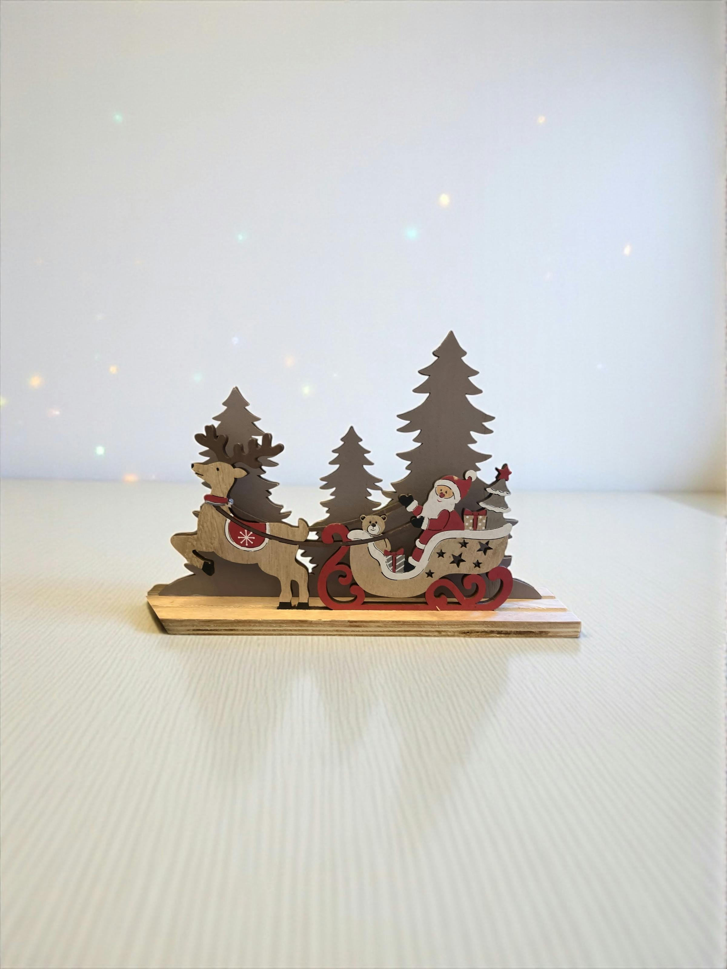 Decoración Navideña Festiva De Madera Con Renos · Foto de stock gratuita