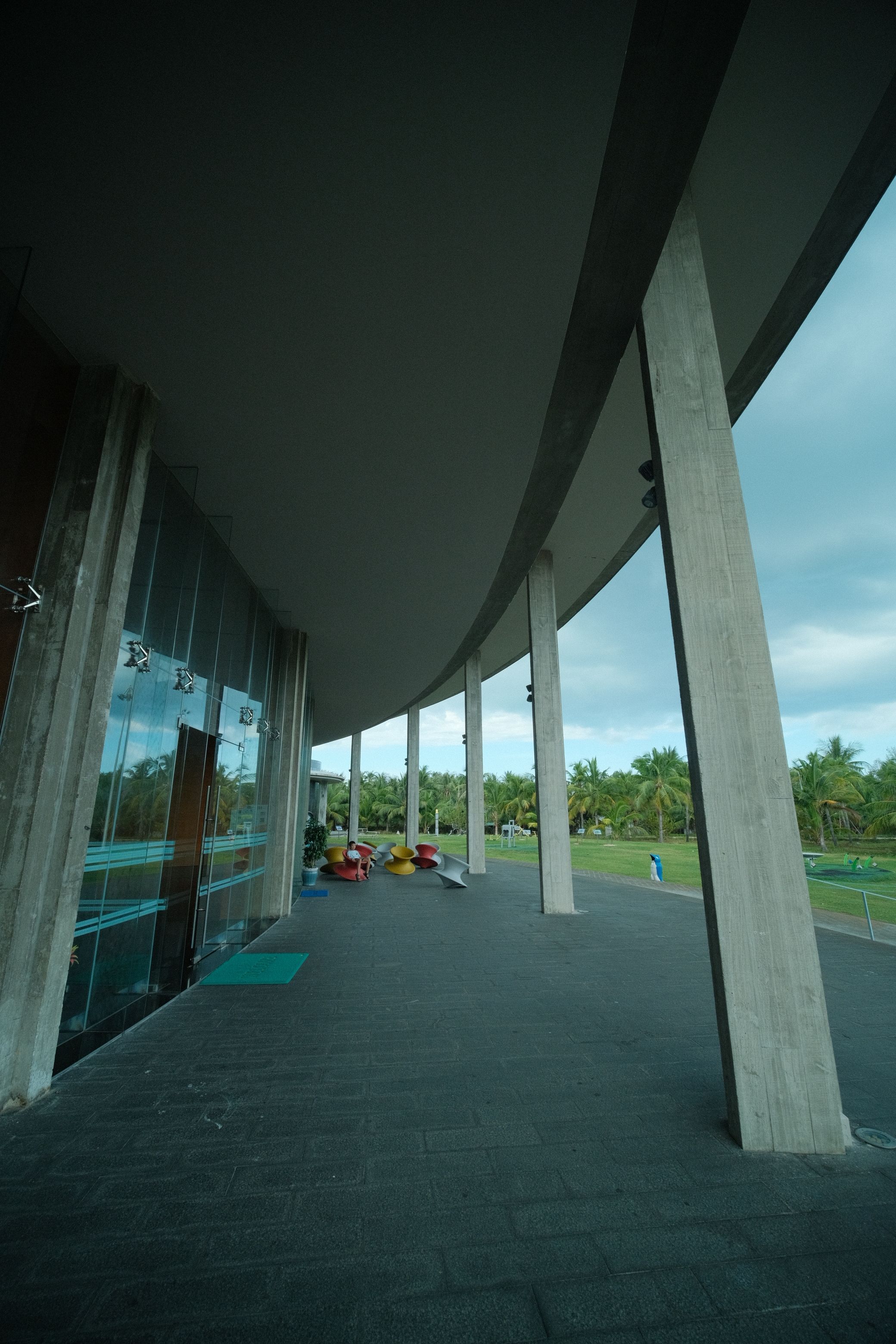 Modern Architectural Building with Curved Columns · Free Stock Photo