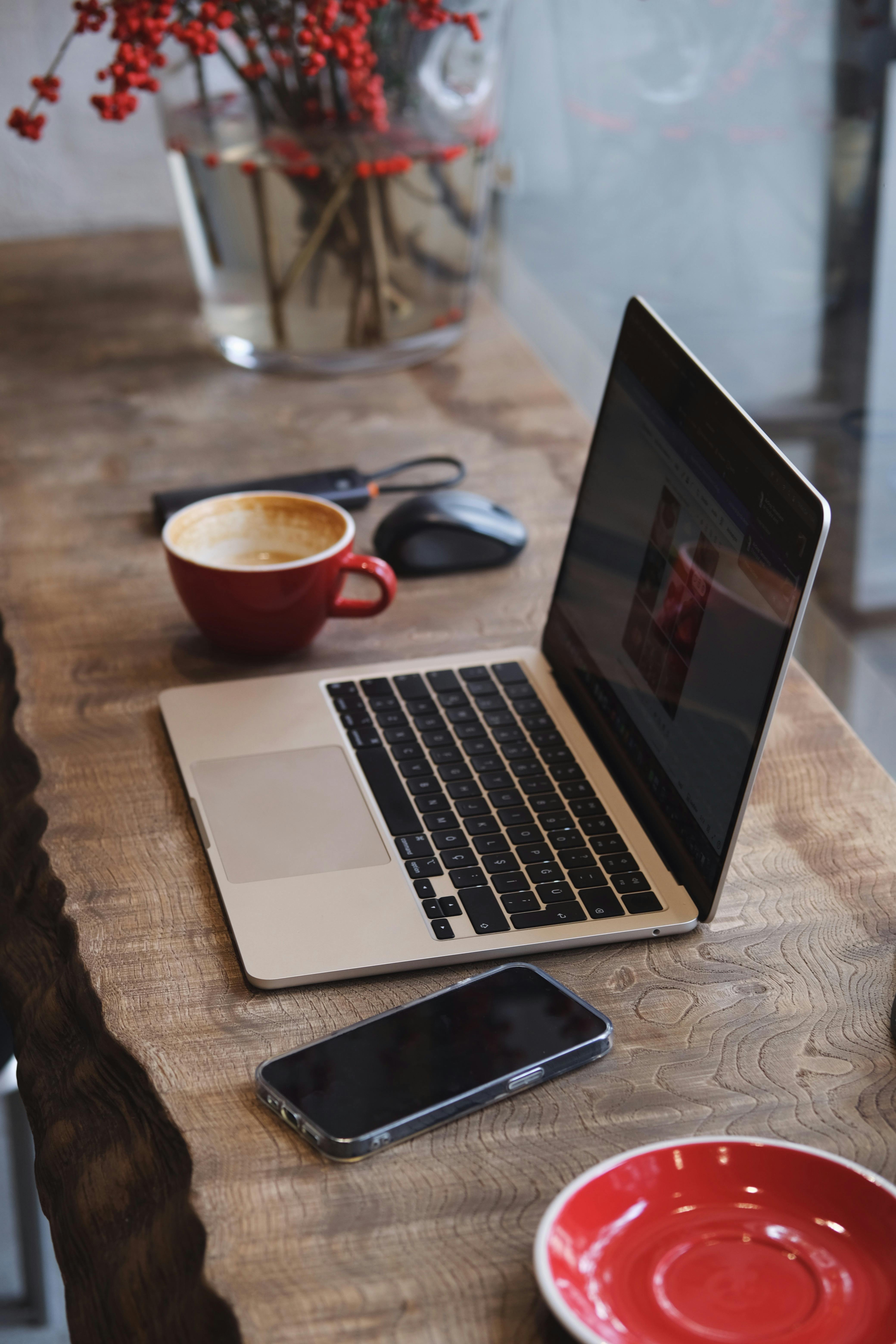 Acogedor Espacio De Trabajo Con Portátil Y Café · Foto de stock gratuita