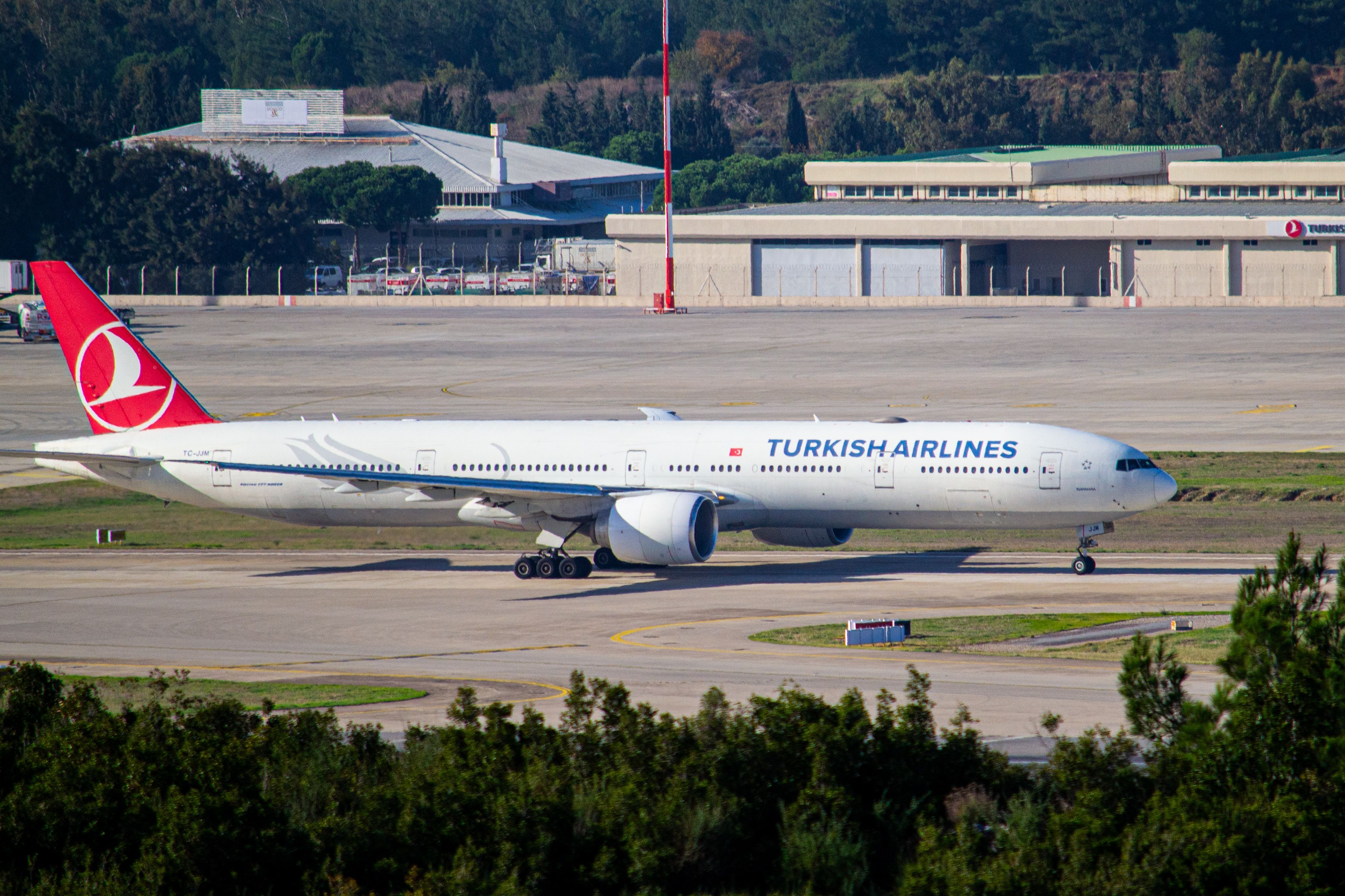 Turkish Airlines Boeing 777 on Runway · Free Stock Photo