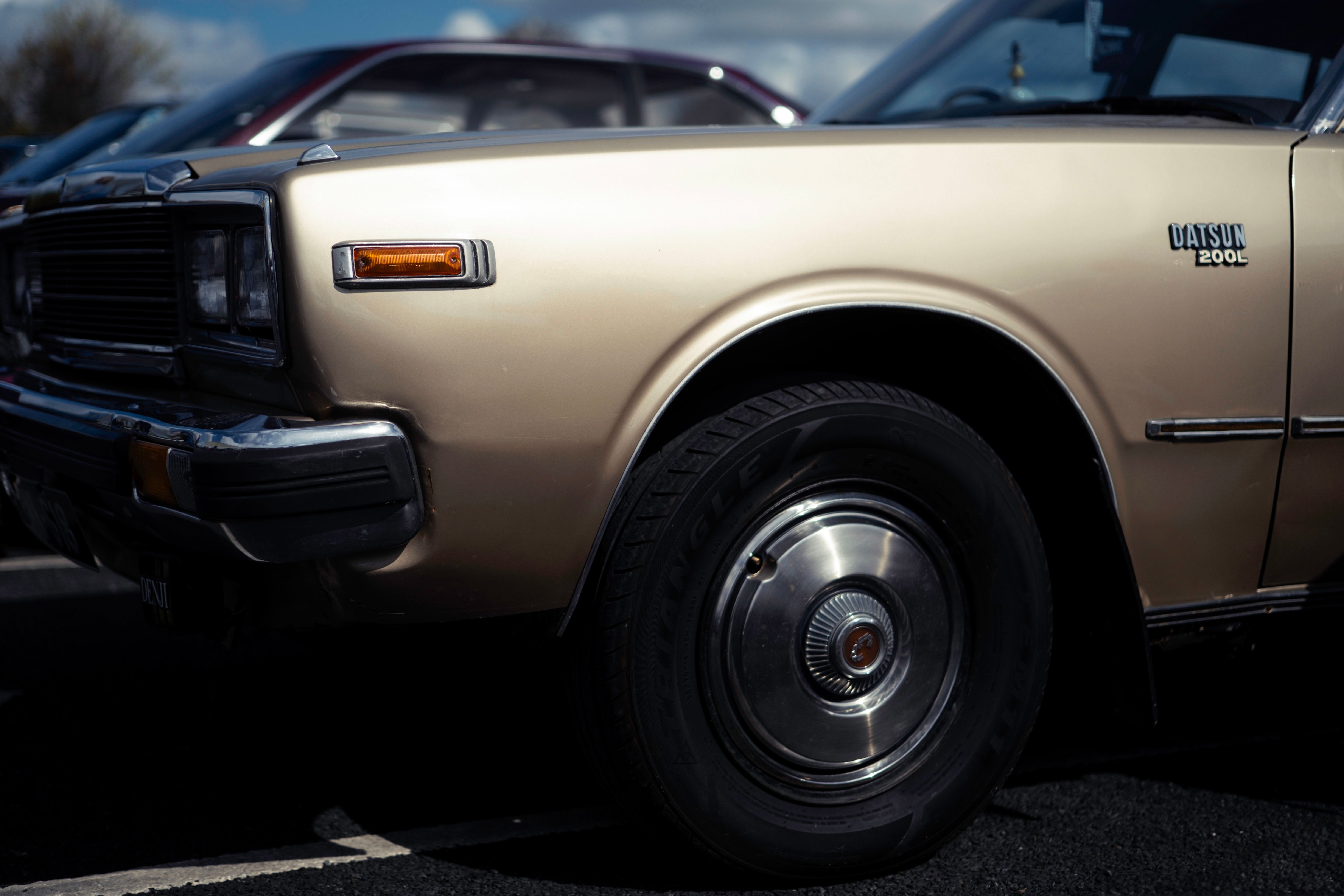 Cận Cảnh Phía Trước Xe Datsun 200 L Cổ điển Trong Bãi đậu Xe · Ảnh có ...