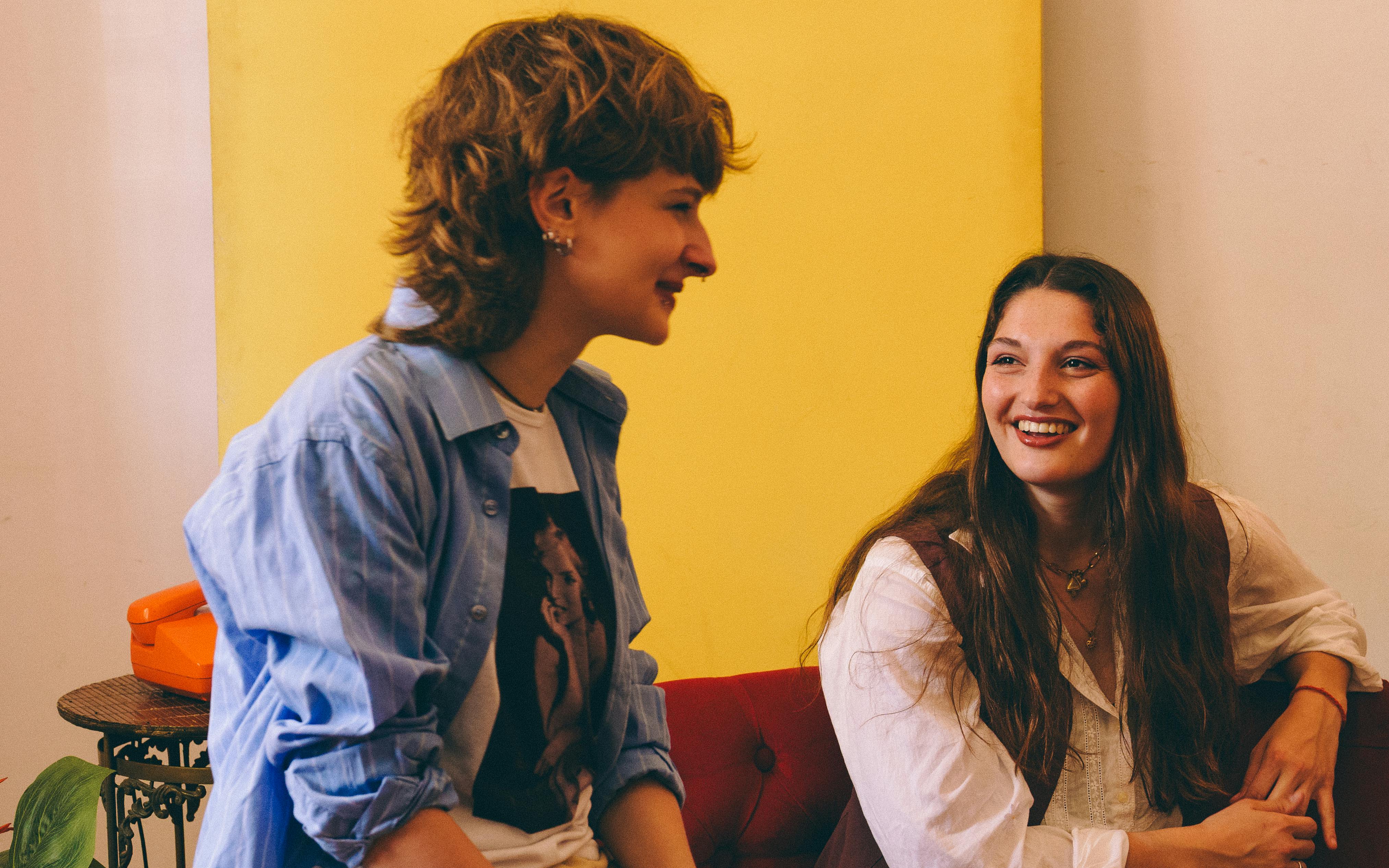 Foto de stock gratuita sobre acogedor, adentro, adultos jovenes, alegre ...