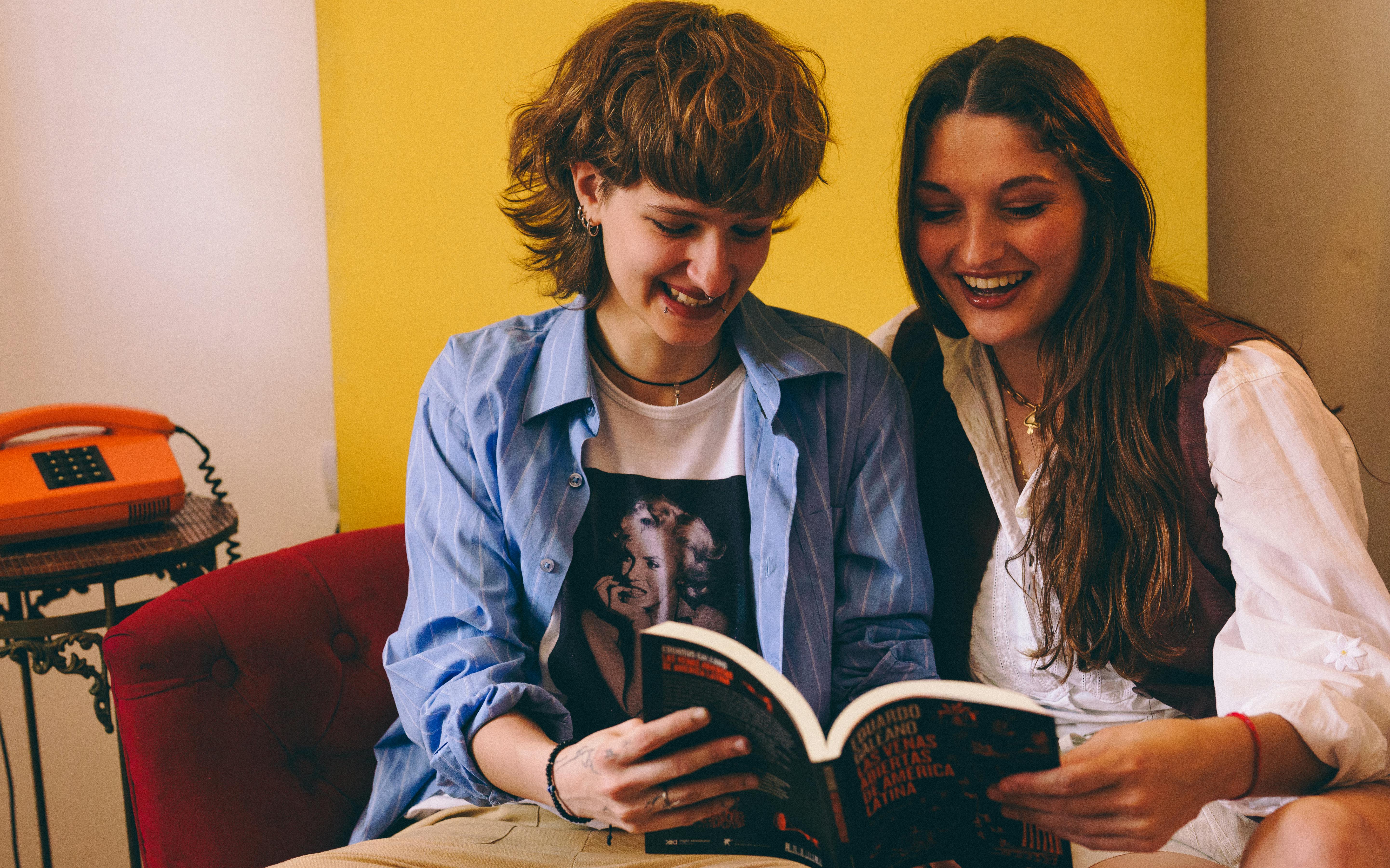 Foto de stock gratuita sobre acogedor, adentro, adultos jovenes, alegre ...