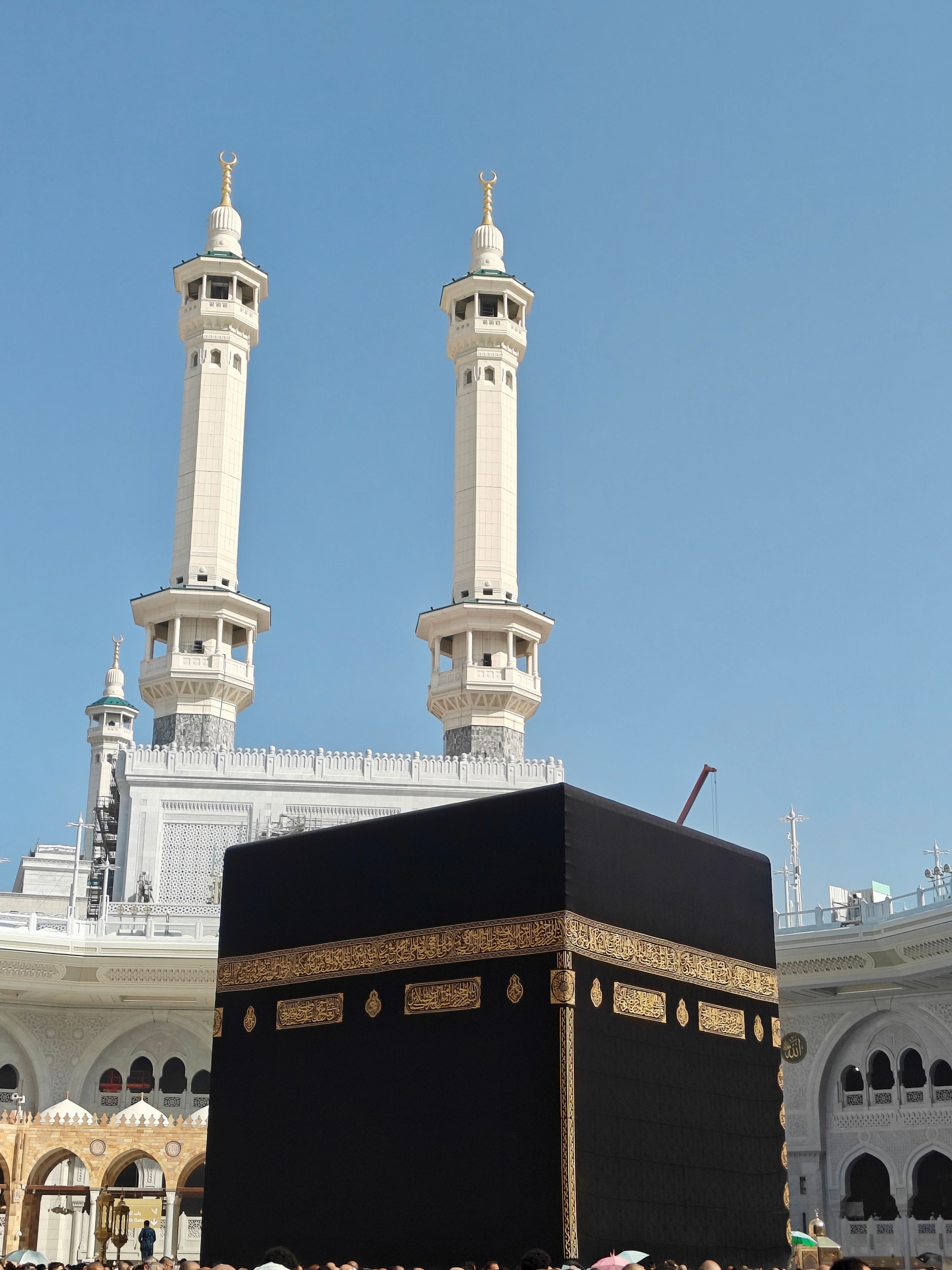 Kakbah Di Masjidil Haram Di Bawah Langit Cerah · Foto Stok Gratis