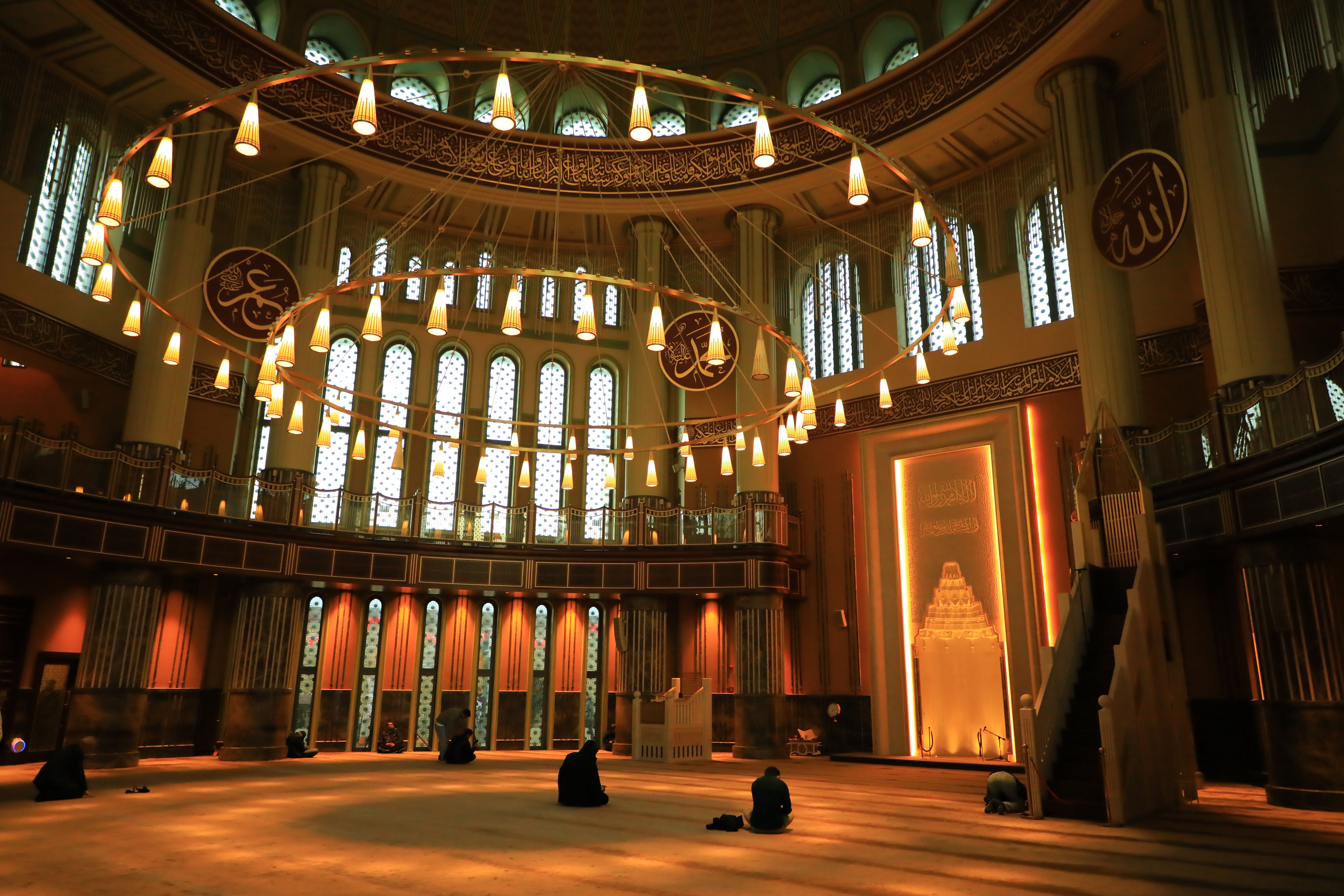 Grand Mosque Interior with Elegant Lighting · Free Stock Photo
