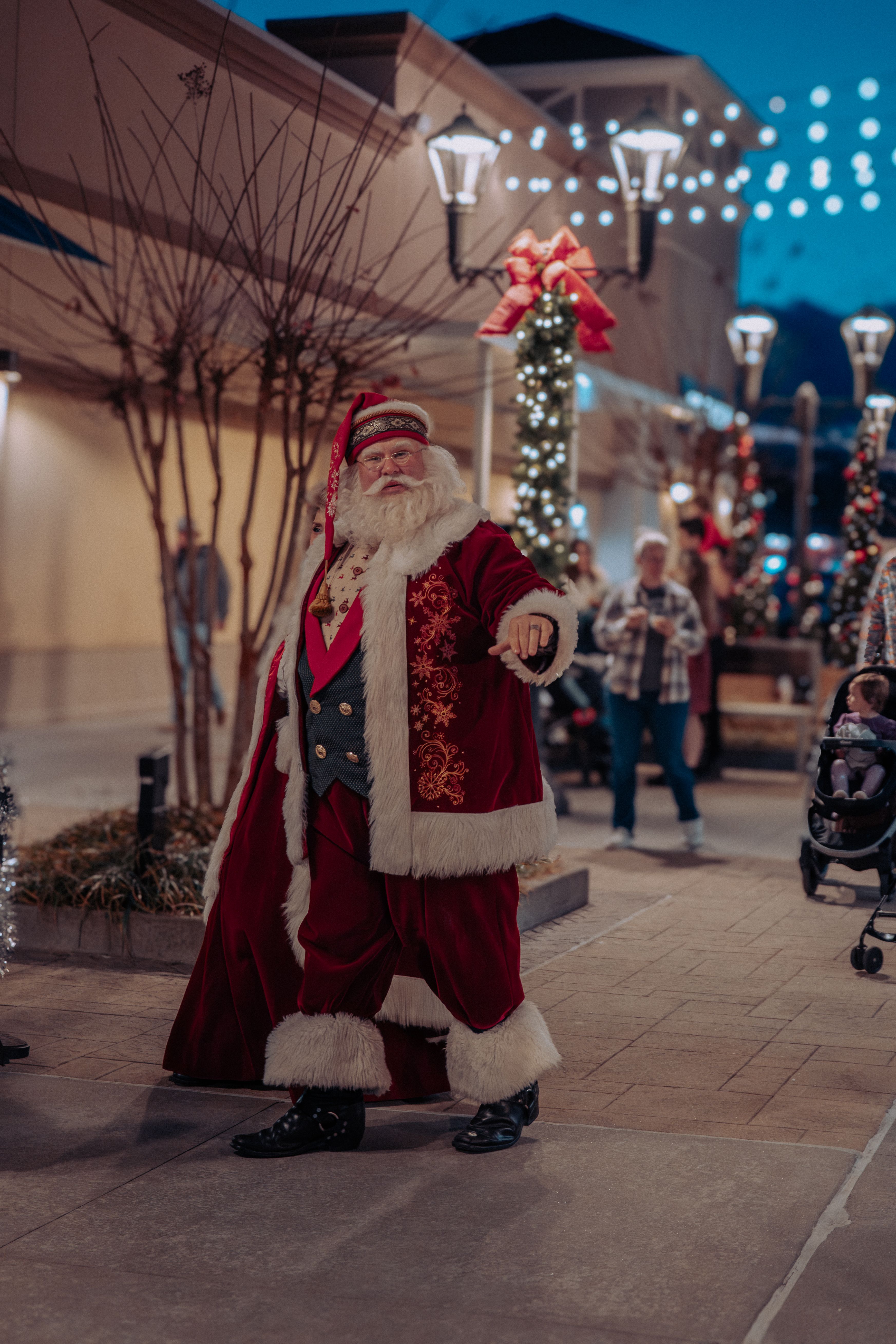 Festive Santa Claus at Evening Holiday Market · Free Stock Photo