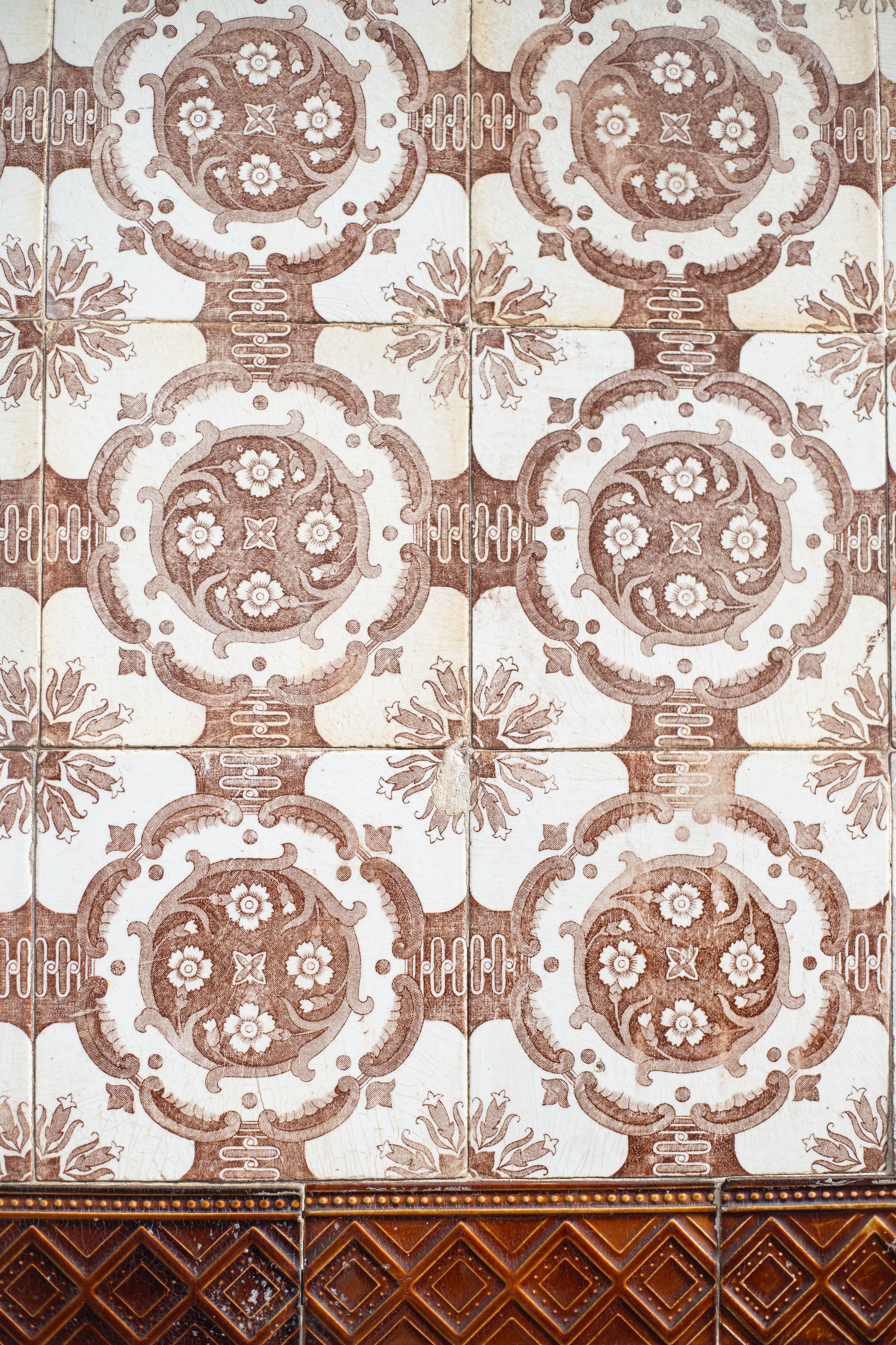 Ceramic+Tiles+In+White+And+Golden+Colour Photos, Download The BEST Free ...