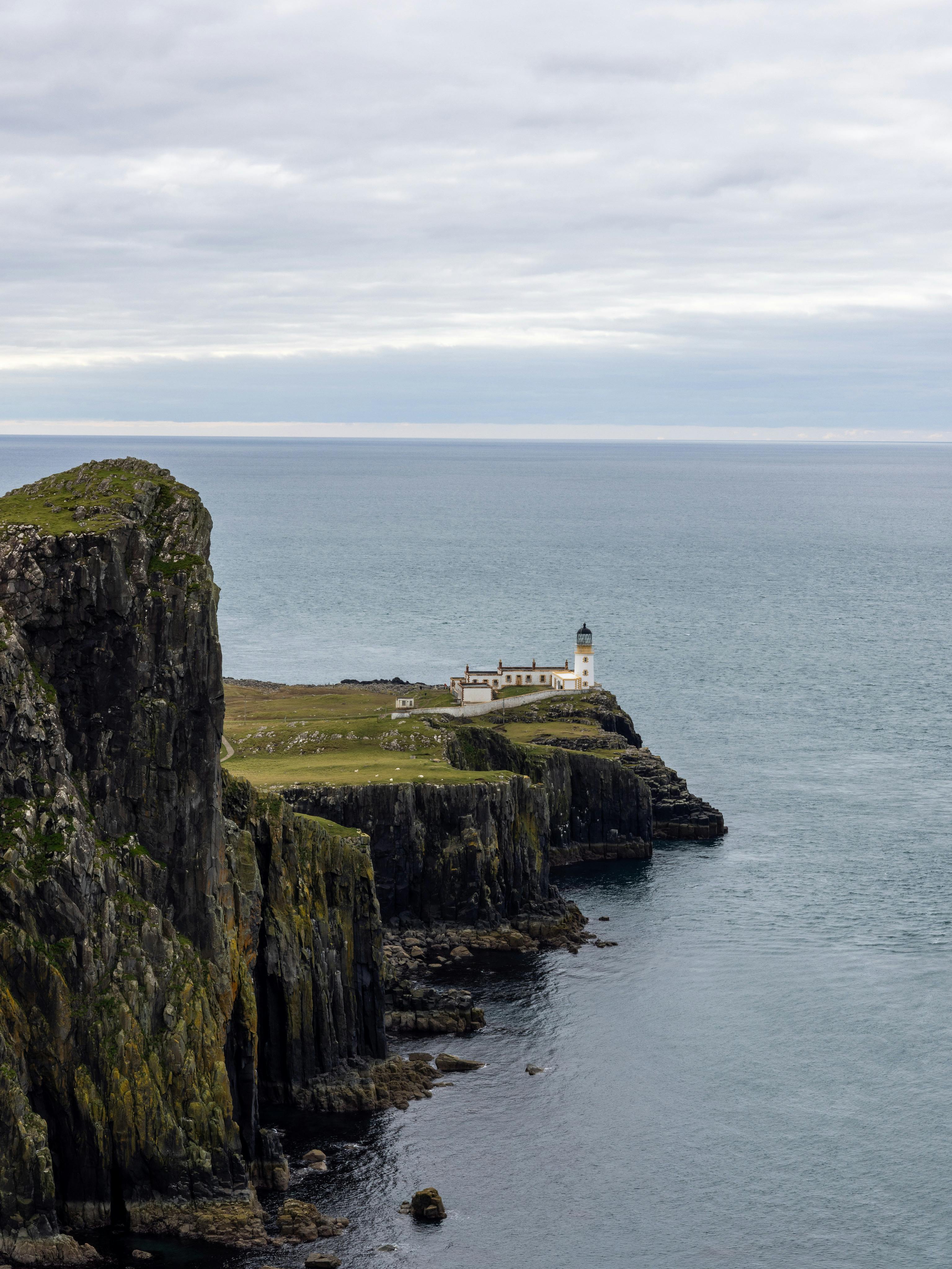 Spektakuläre Klippen Von Neist Point Mit Leuchtturmblick · Kostenloses ...