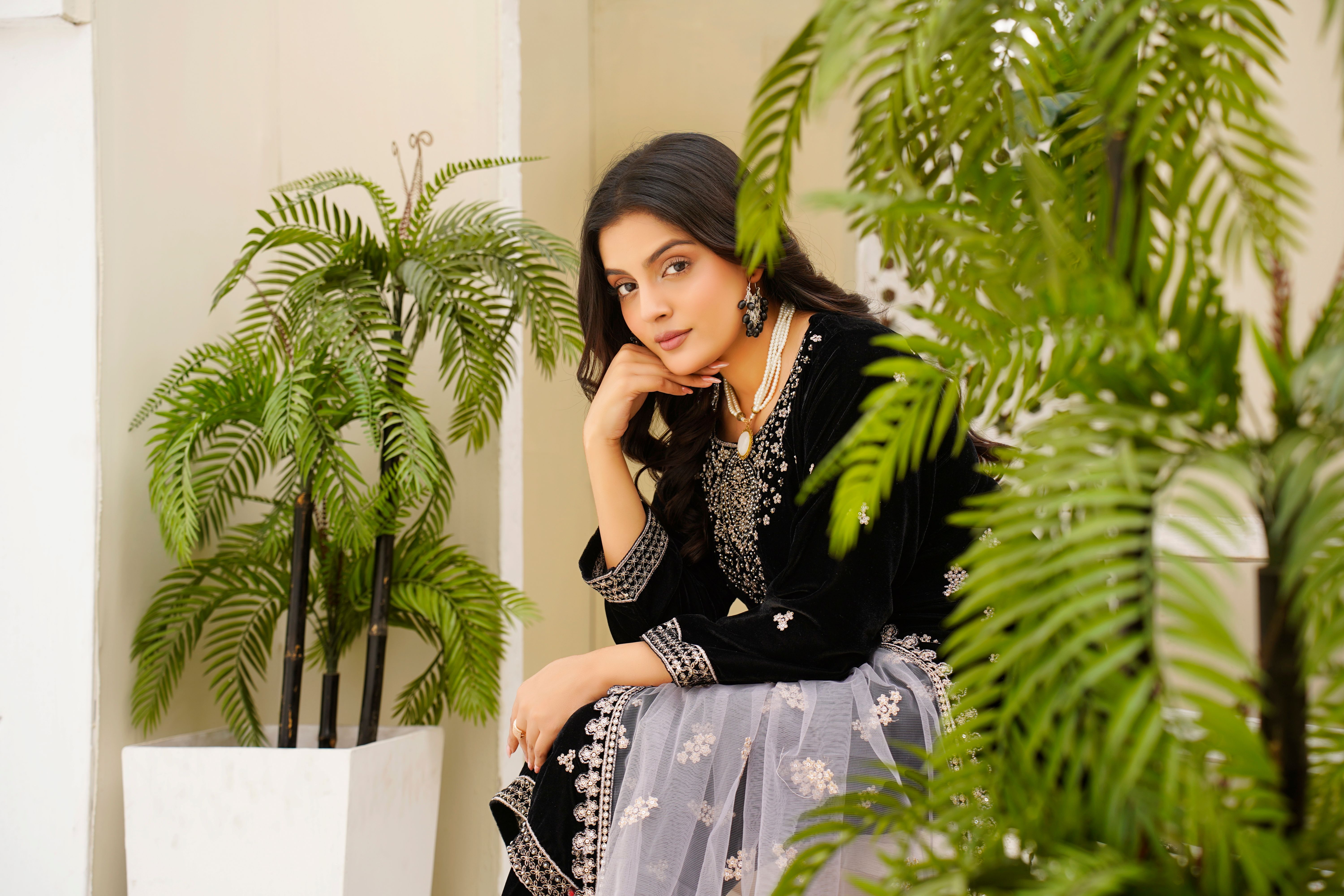 Mujer Elegante Con Vestido Tradicional Rodeada De Vegetación · Foto de ...