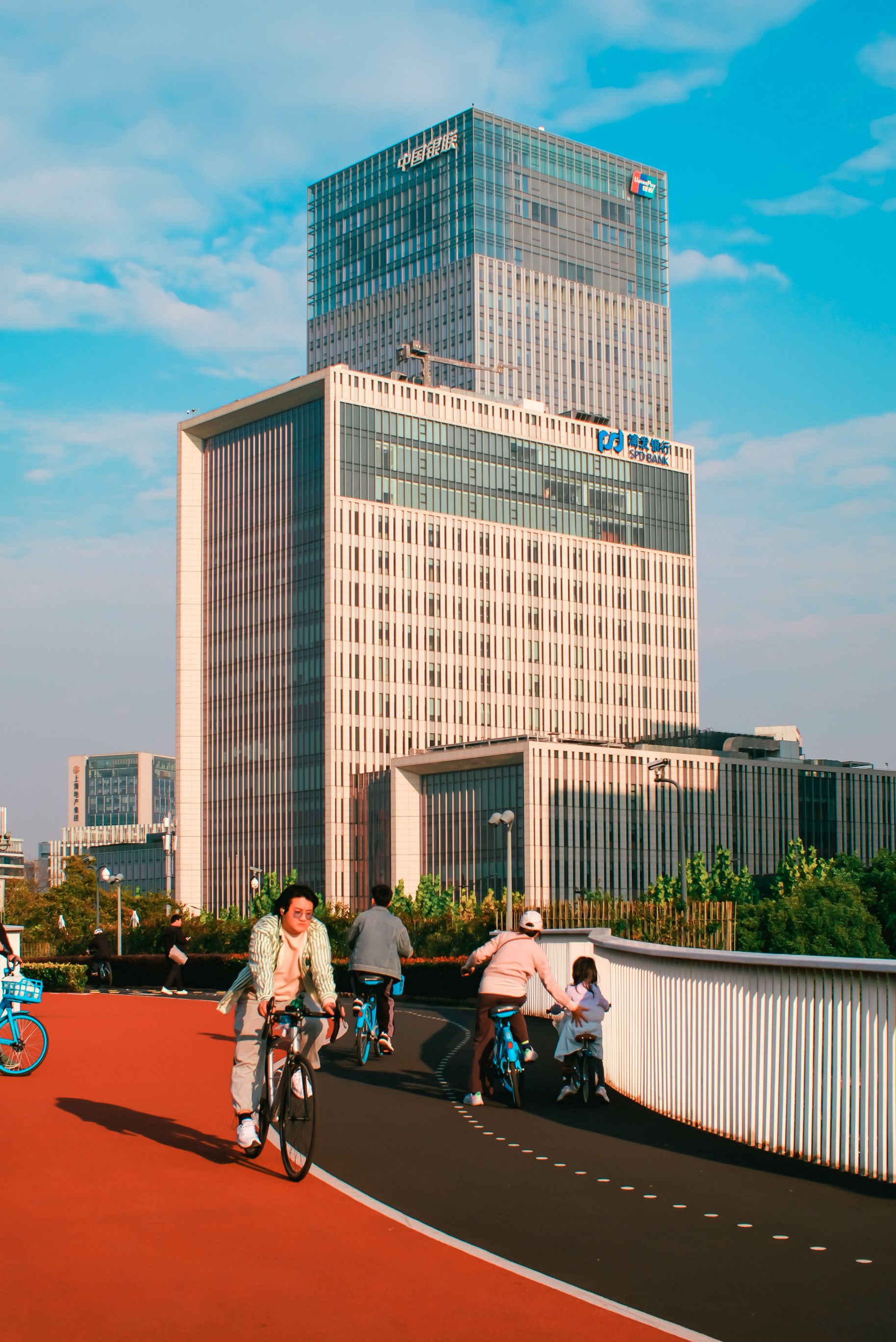 Ciclistas Urbanos En Un Paisaje Urbano Moderno · Foto de stock gratuita