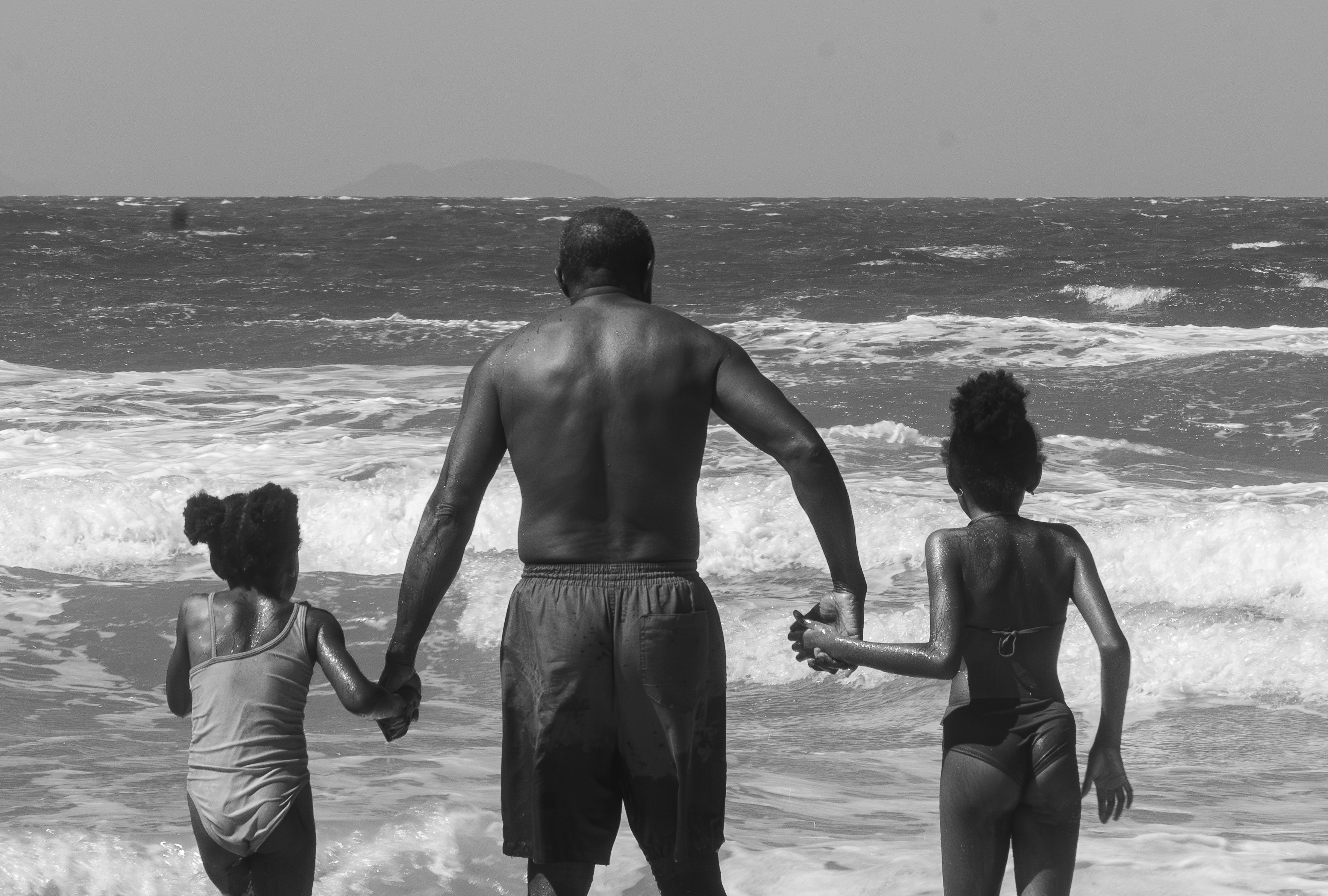 Familia Disfrutando De Un Día Soleado En La Playa De Garopaba · Foto de ...