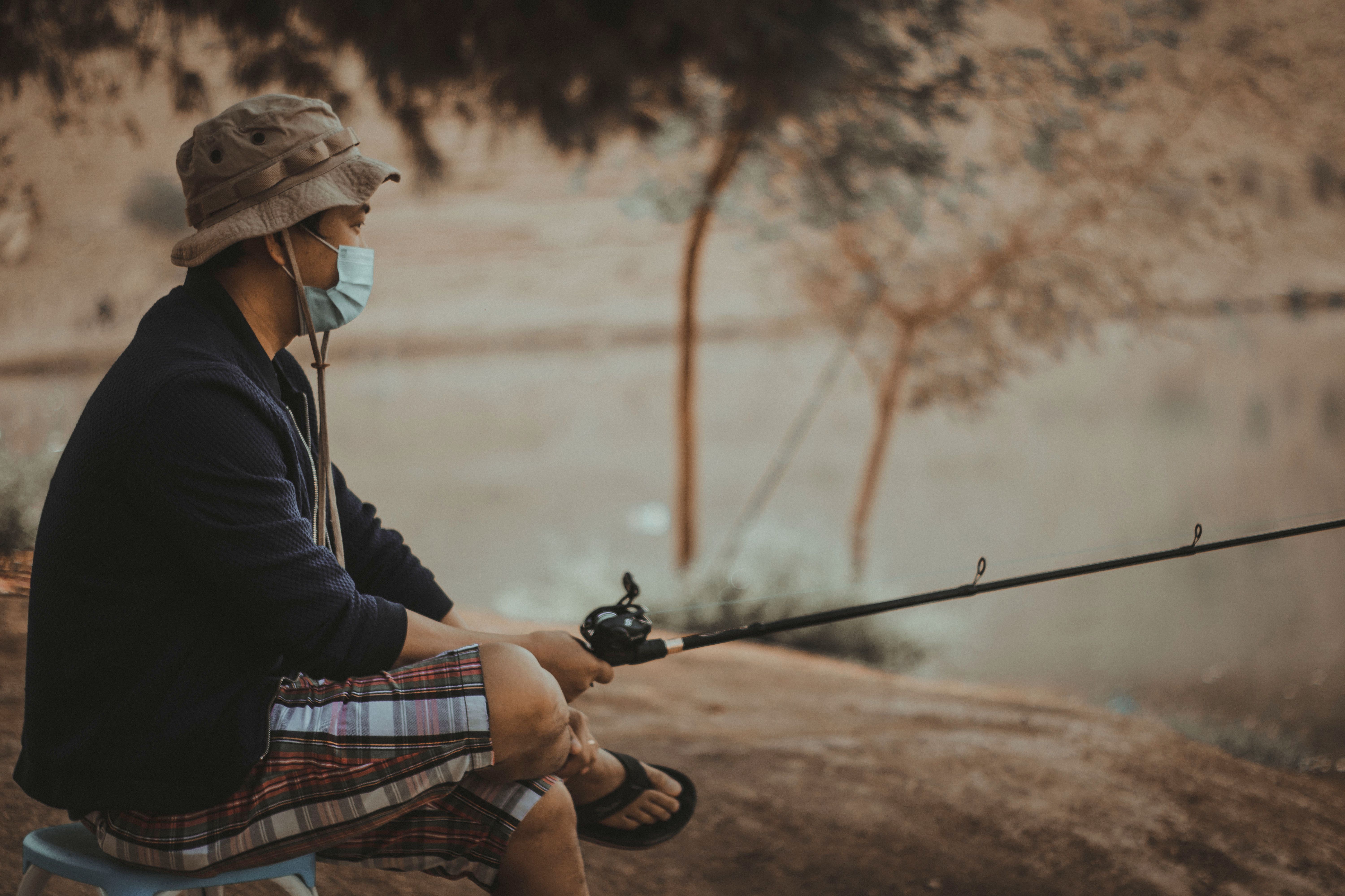 Pria Memancing Di Luar Ruangan Di Tepi Danau Pada Musim Gugur · Foto ...