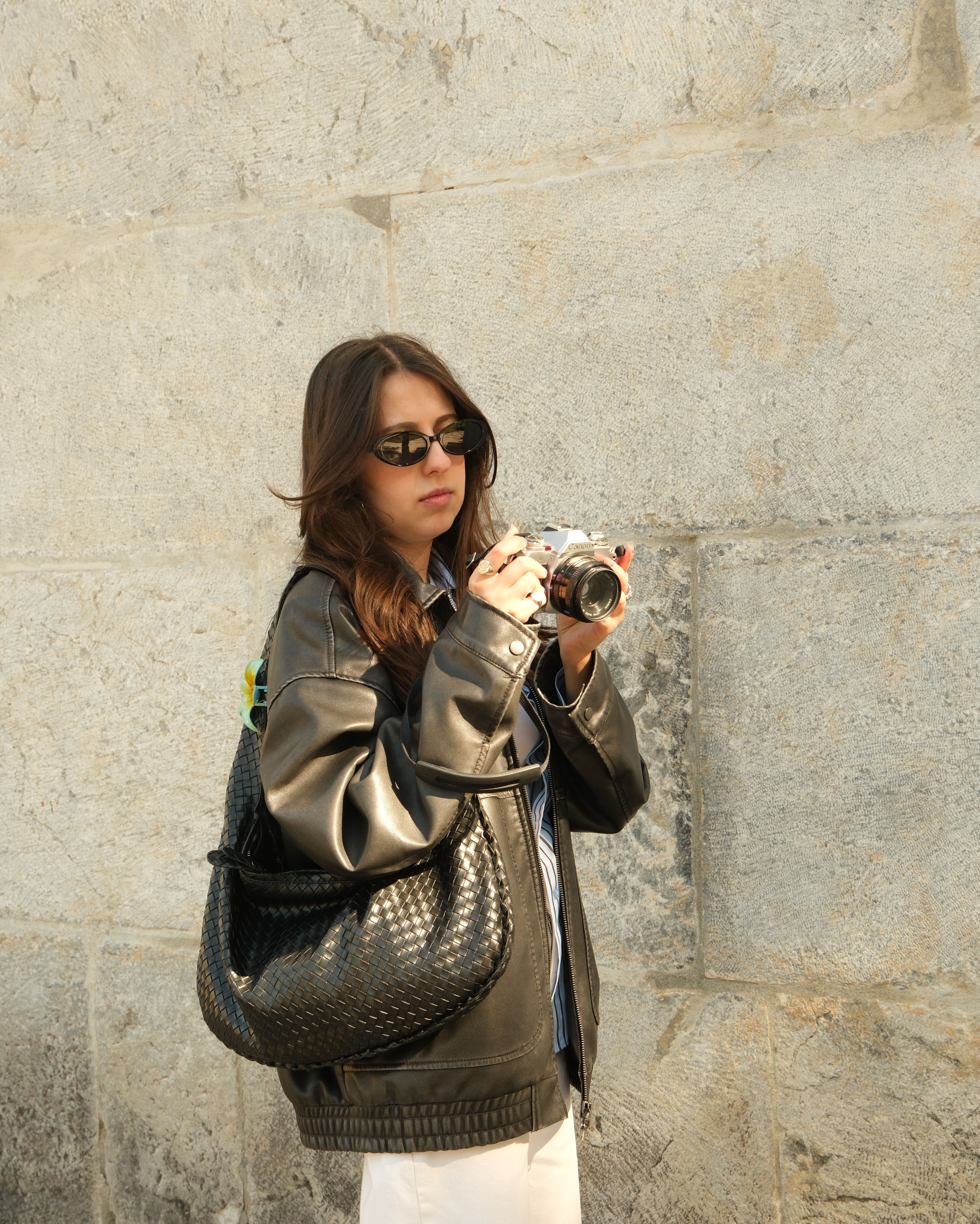 Donna Che Fotografa Contro Un Muro Di Pietra All'aperto · Immagine gratuita