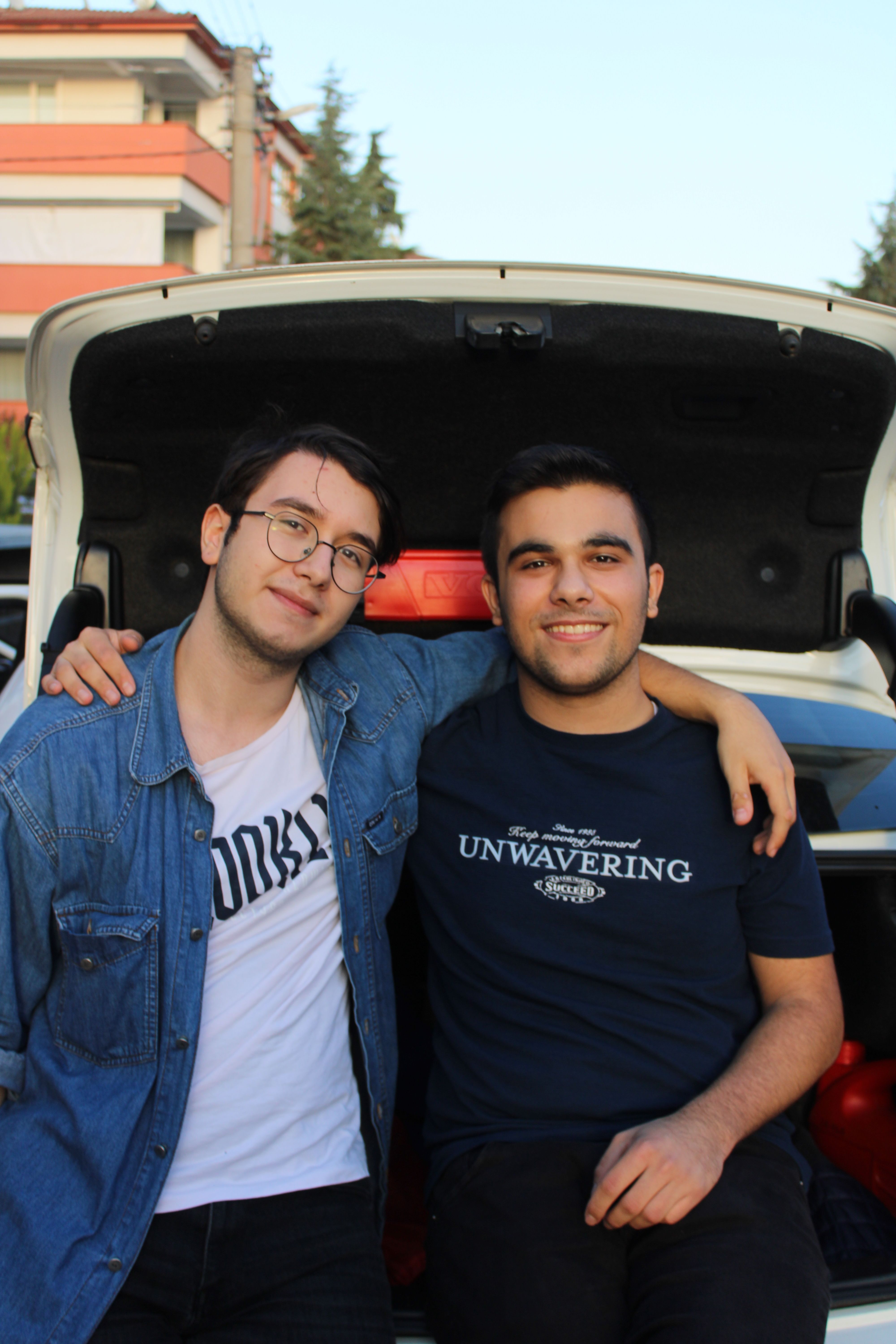 Young Men Hanging Out by Car Trunk in Kocaeli · Free Stock Photo