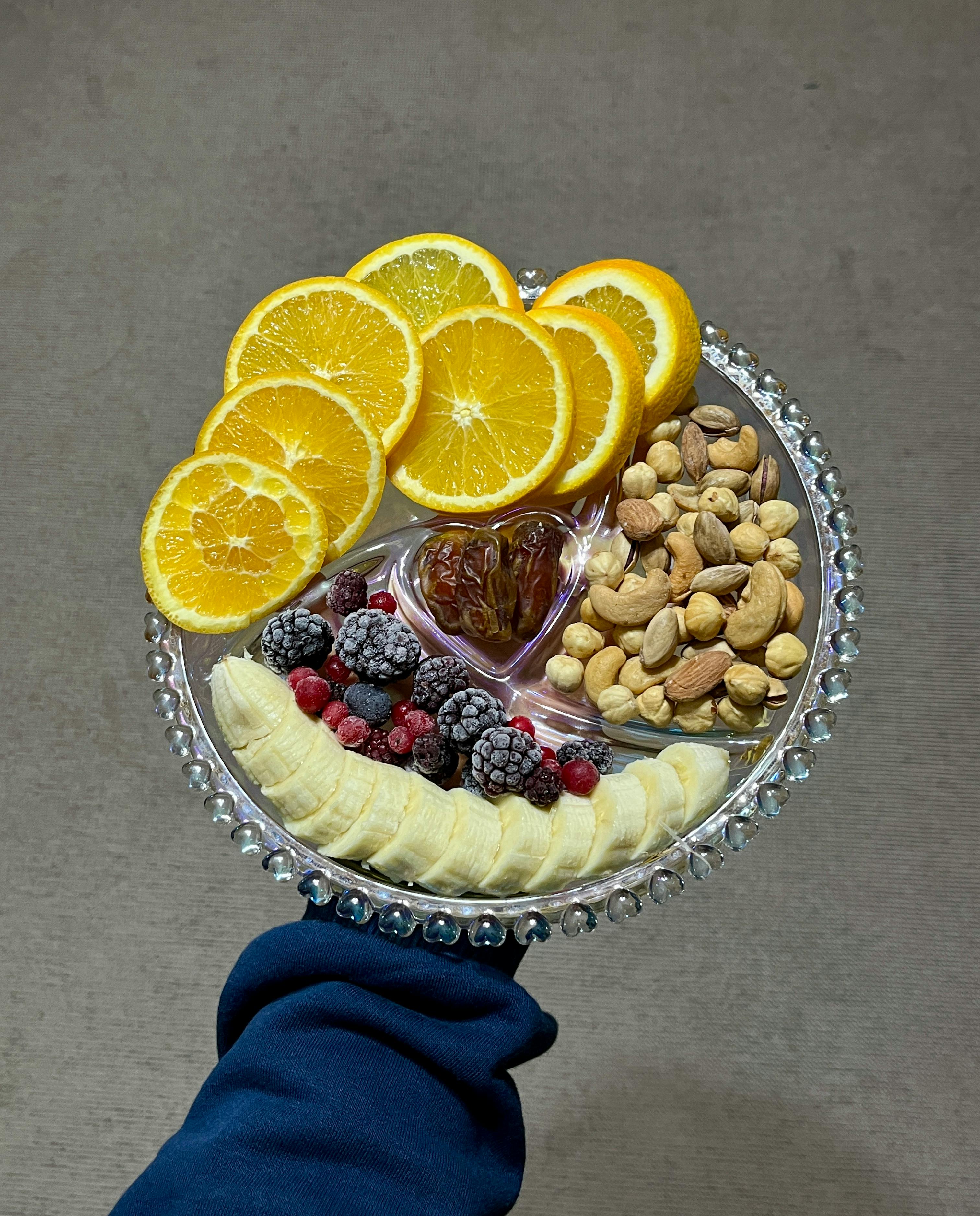 Prato Vegano De Frutas E Nozes Em Bandeja De Prata · Foto profissional ...