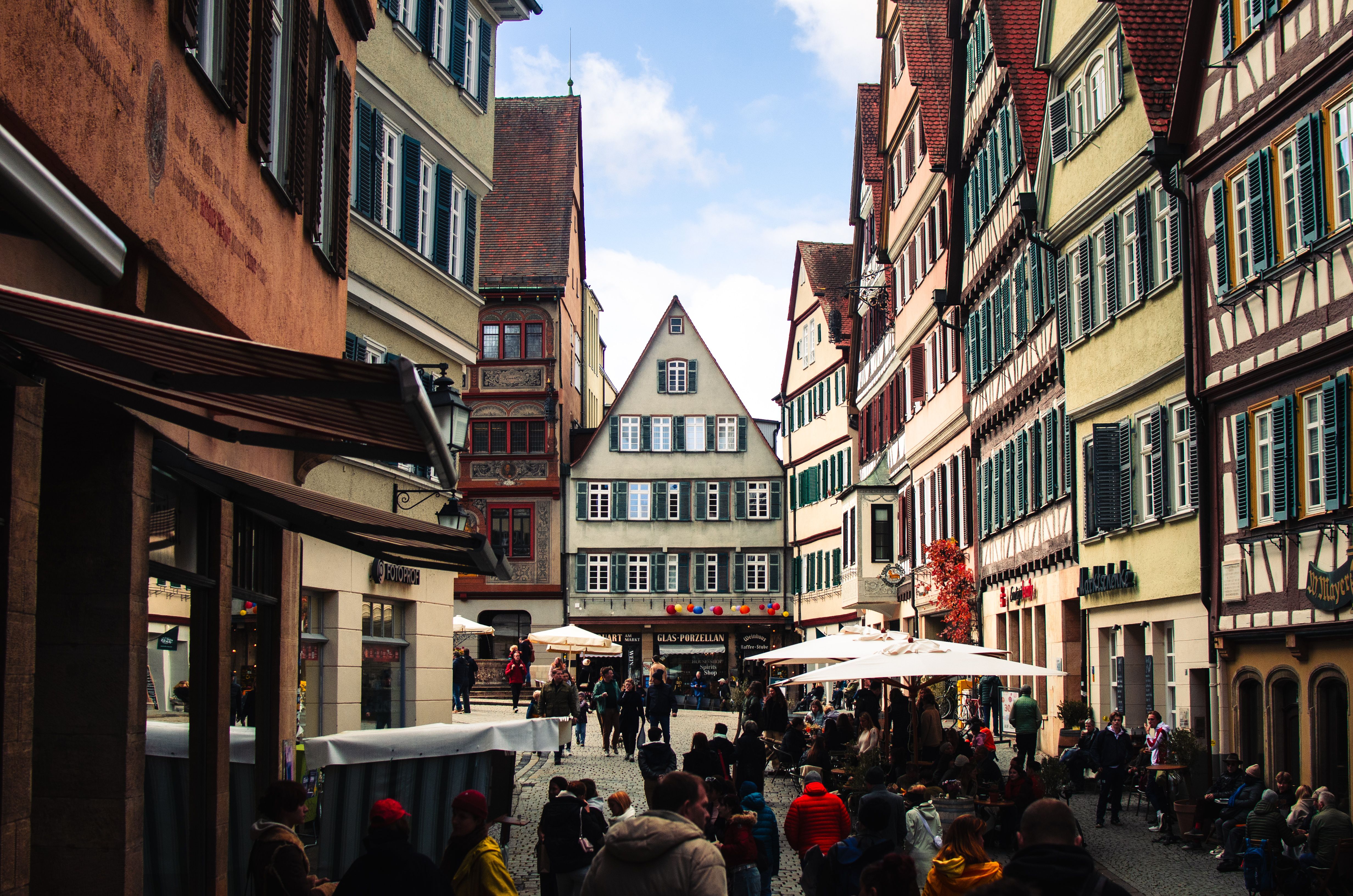 Charming European Street with Historic Architecture · Free Stock Photo