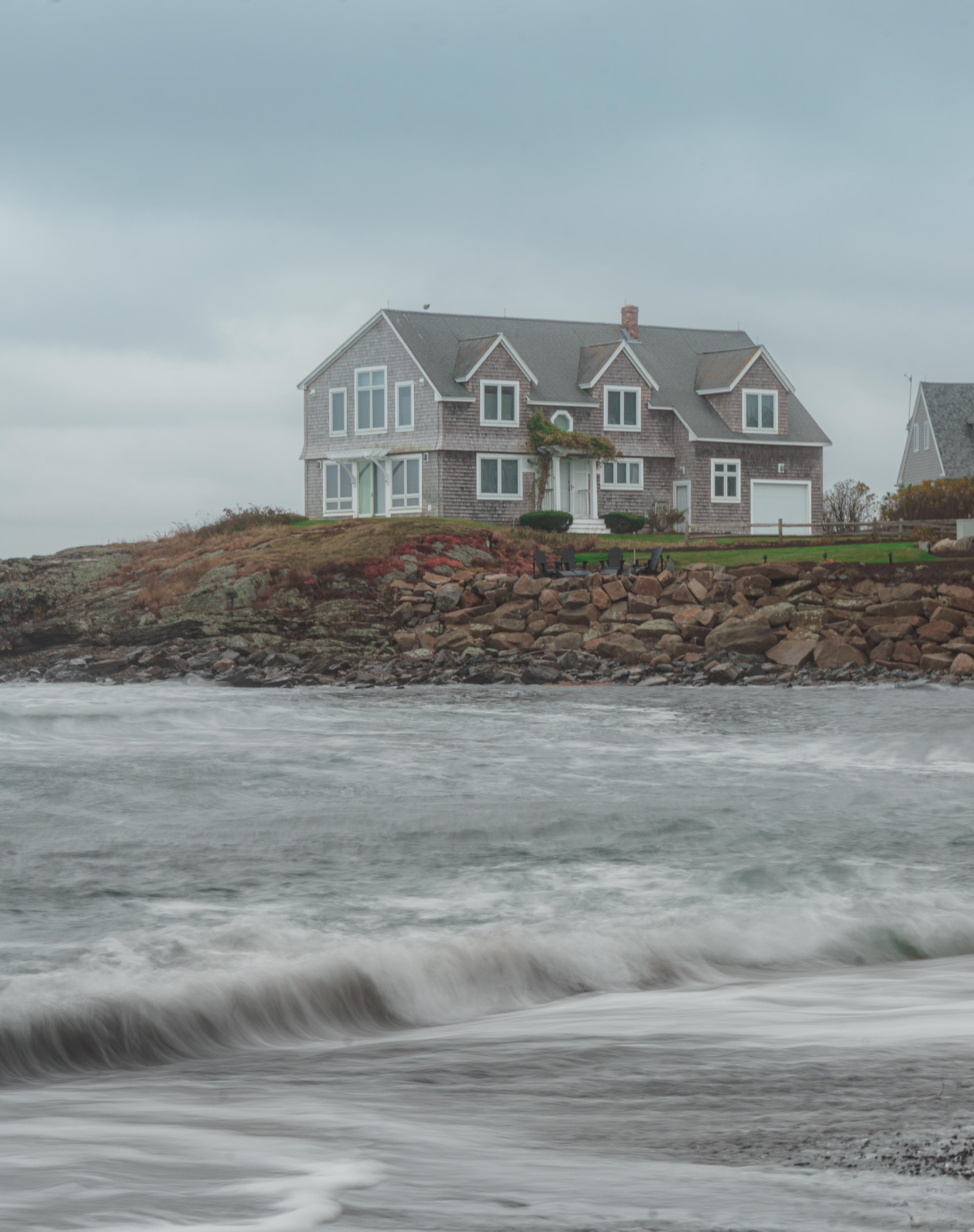 Casa Costera Con Olas Y Cielo Nublado · Foto de stock gratuita