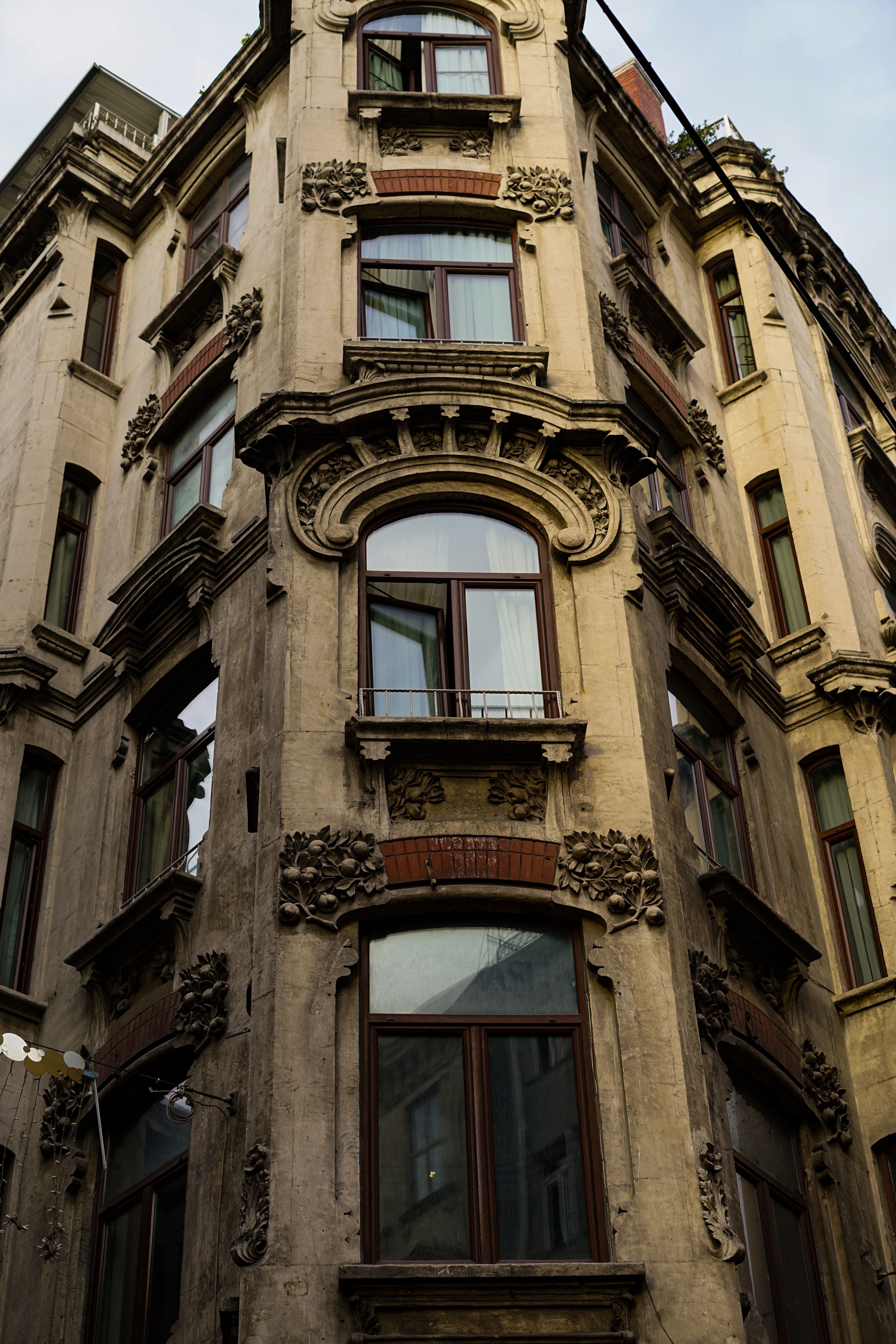 Ornate Historical Building Facade in Urban Setting · Free Stock Photo