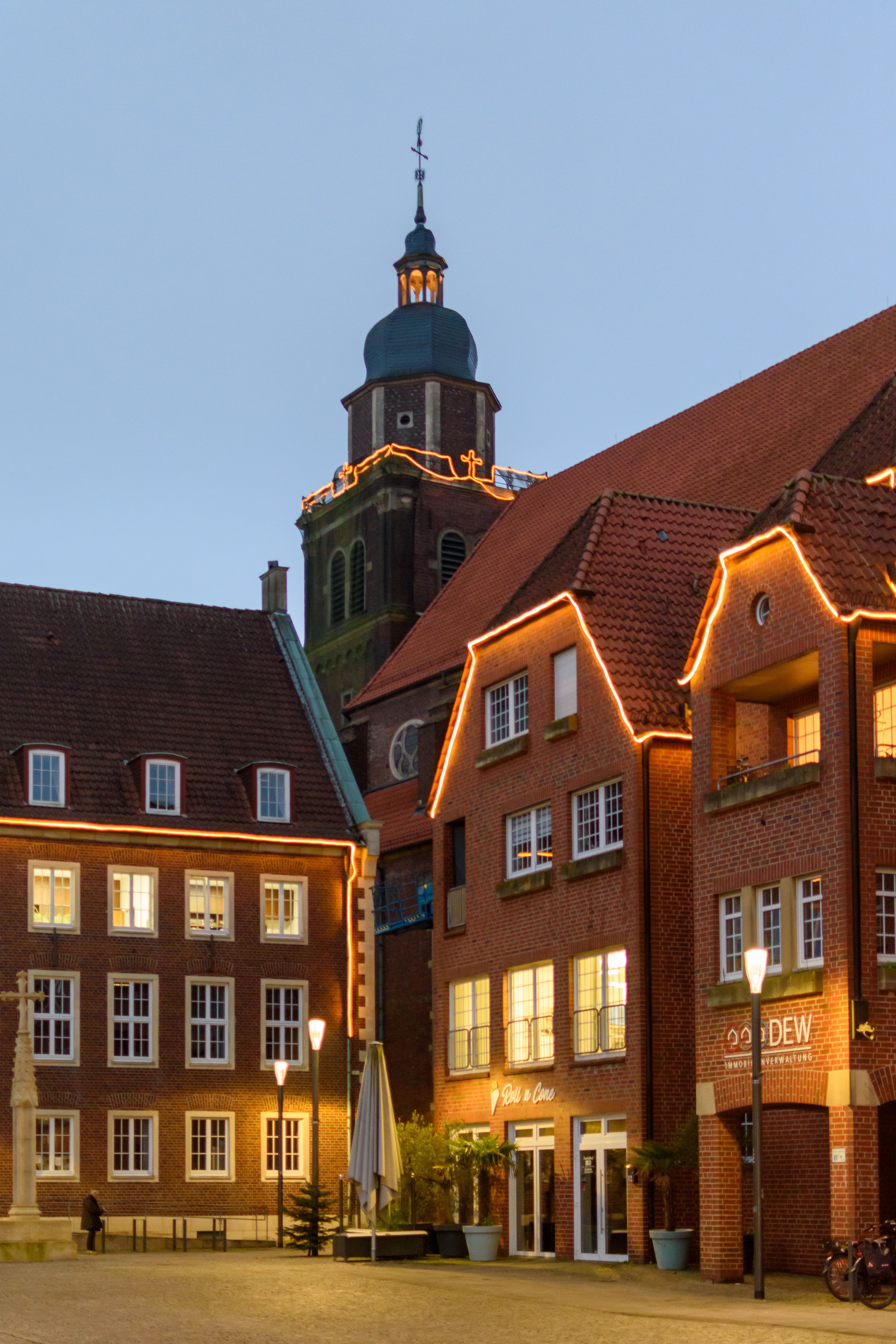 Charming European Square at Twilight · Free Stock Photo