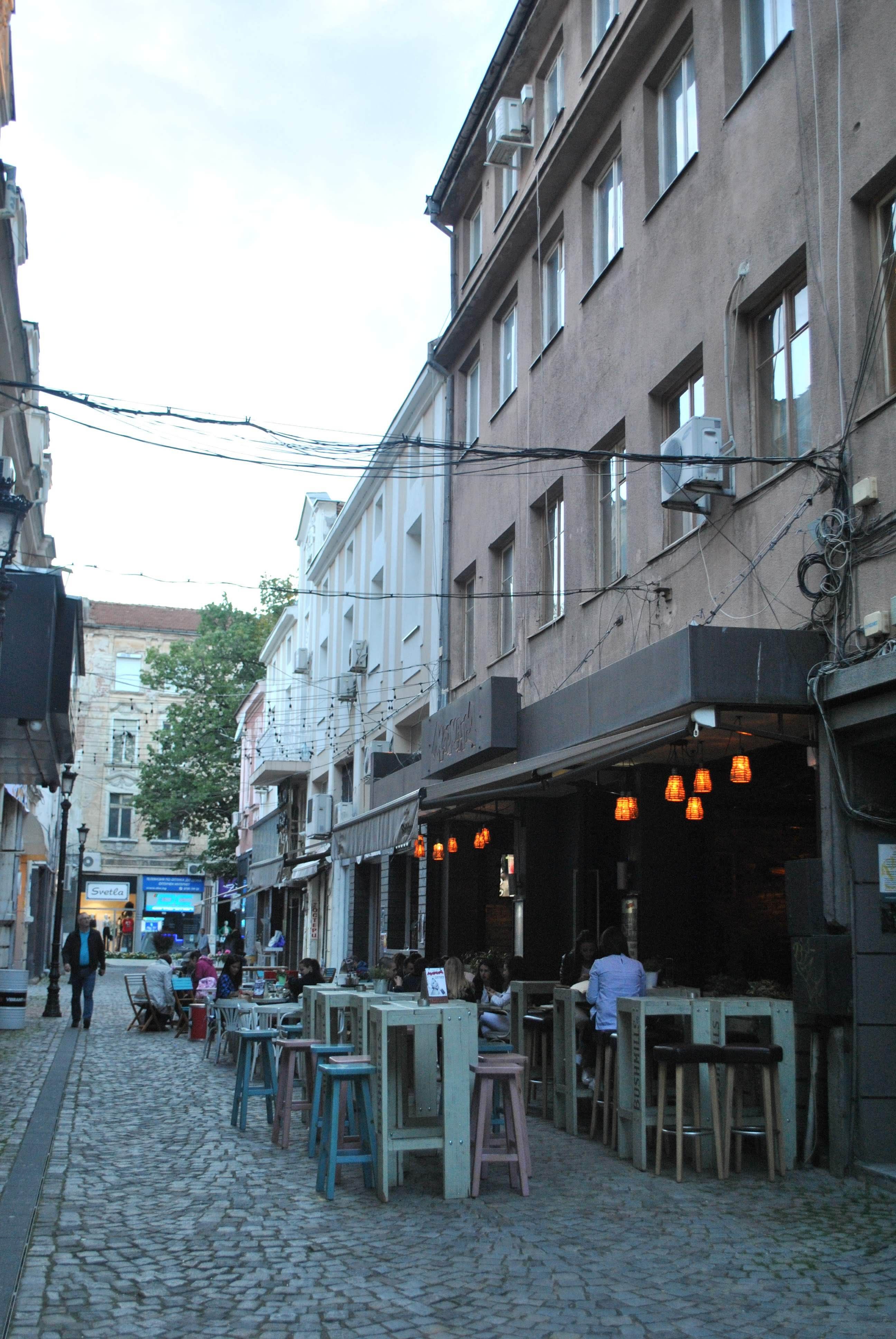 Charmoso Café Ao Ar Livre Em Uma Rua De Paralelepípedos. · Foto ...
