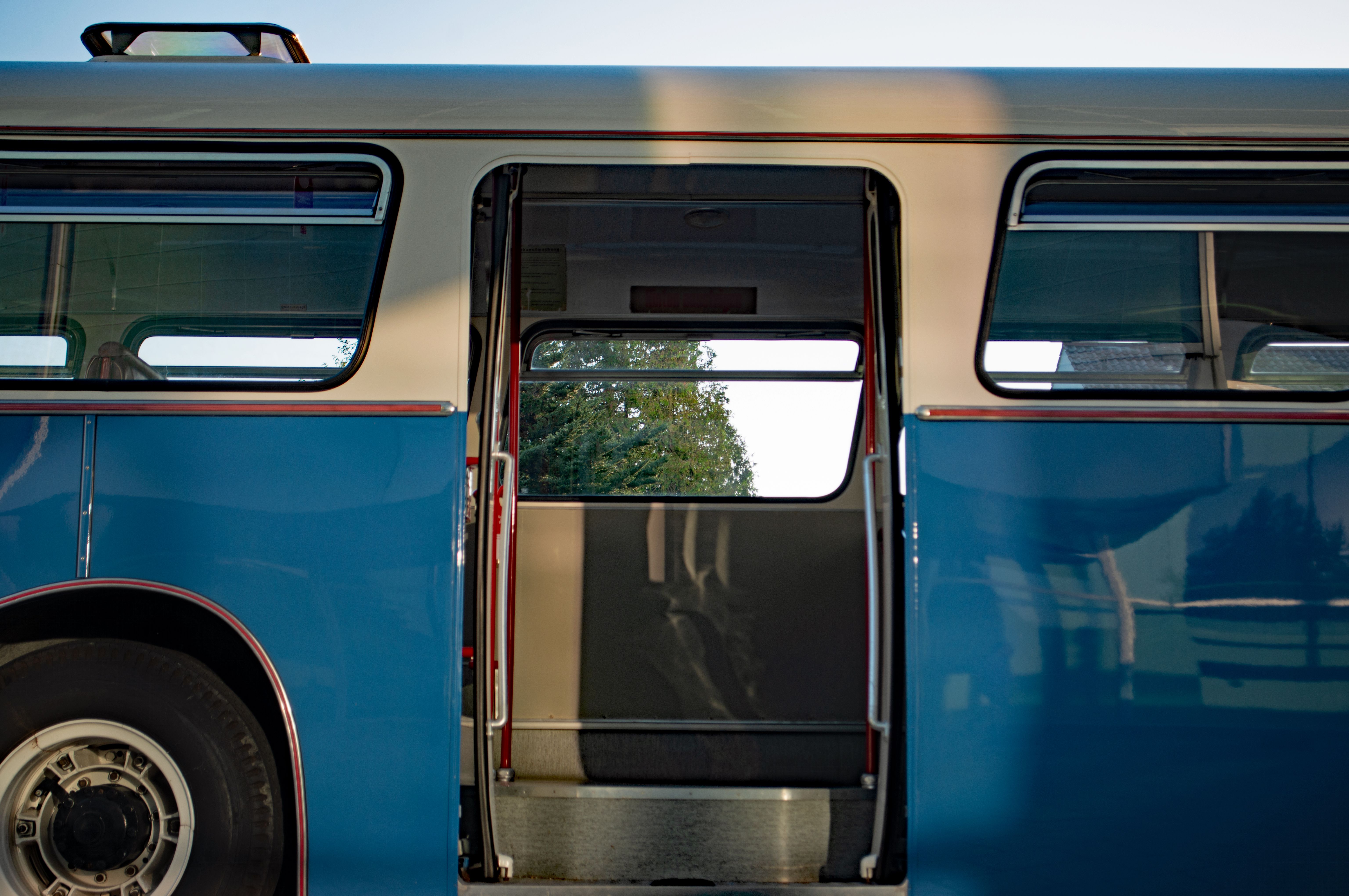 Vintage Blue Bus with Open Door in Daylight · Free Stock Photo