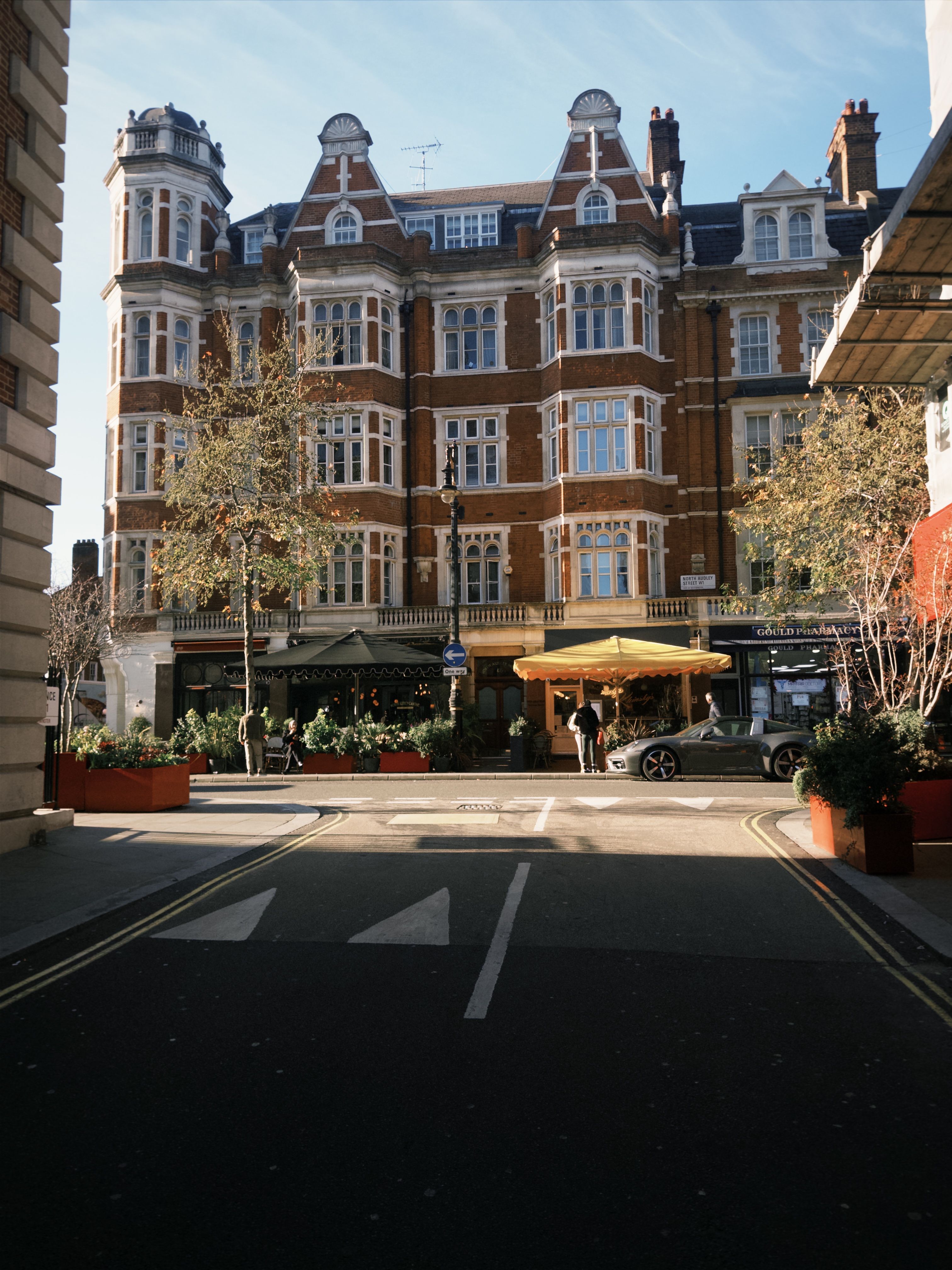 Elegant Victorian Building in City Street · Free Stock Photo